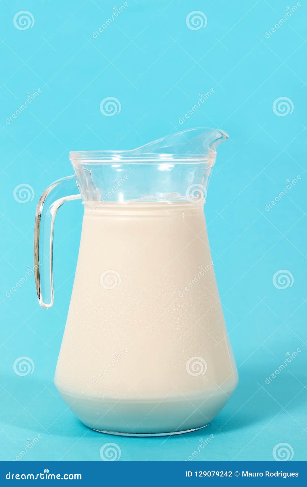 Tarro De Cristal Lleno De Leche Foto de archivo - Imagen de objetos ...