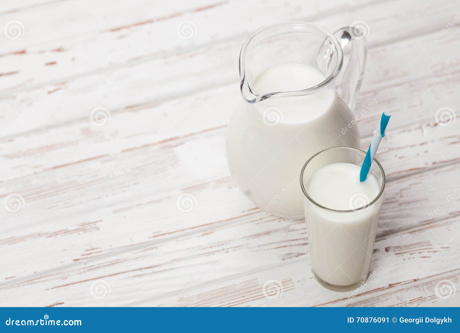 Tarro De La Leche En La Tabla De Madera Imagen de archivo - Imagen de ...