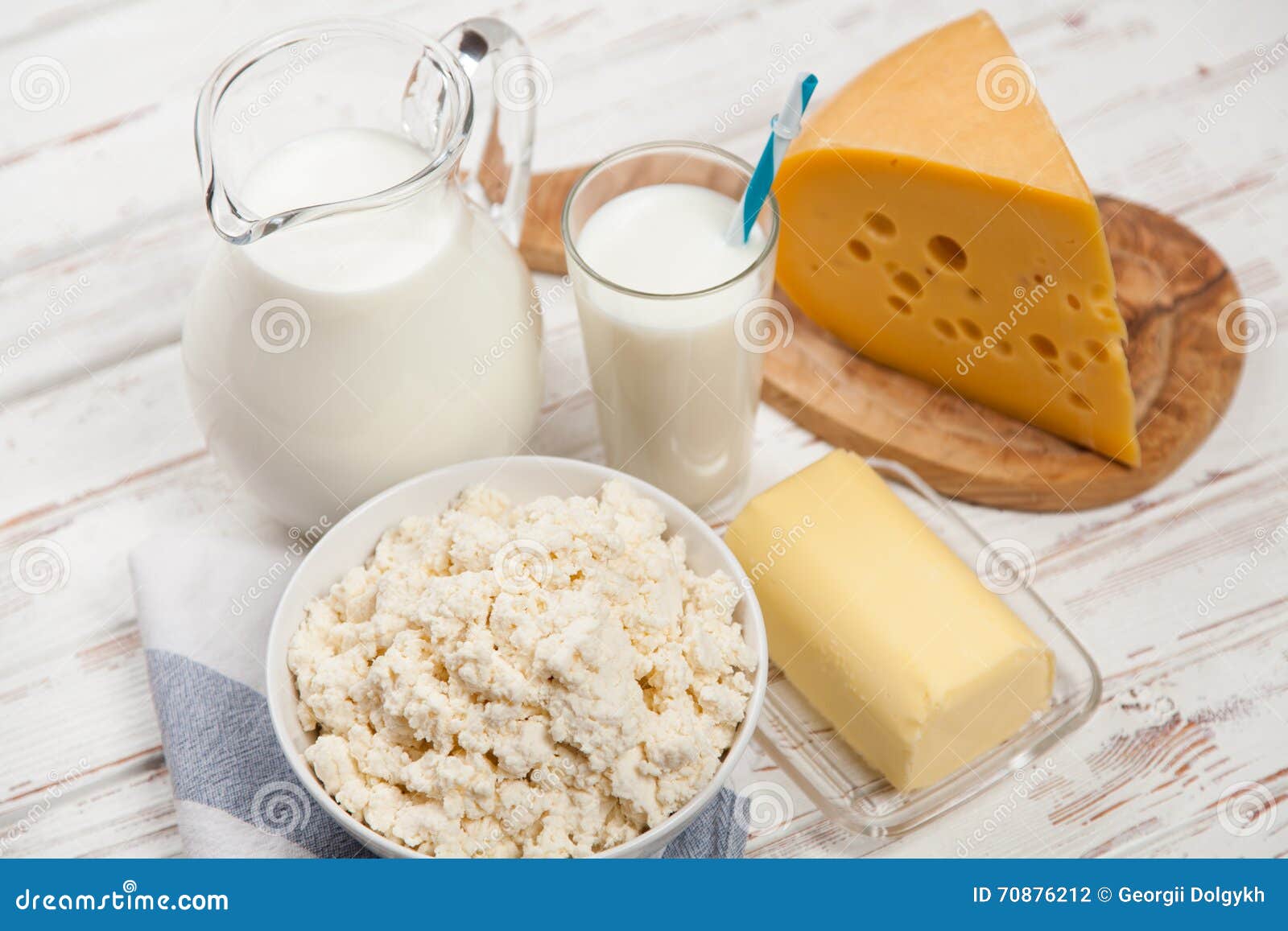 Tarro De La Leche En La Tabla De Madera Foto de archivo - Imagen de ...
