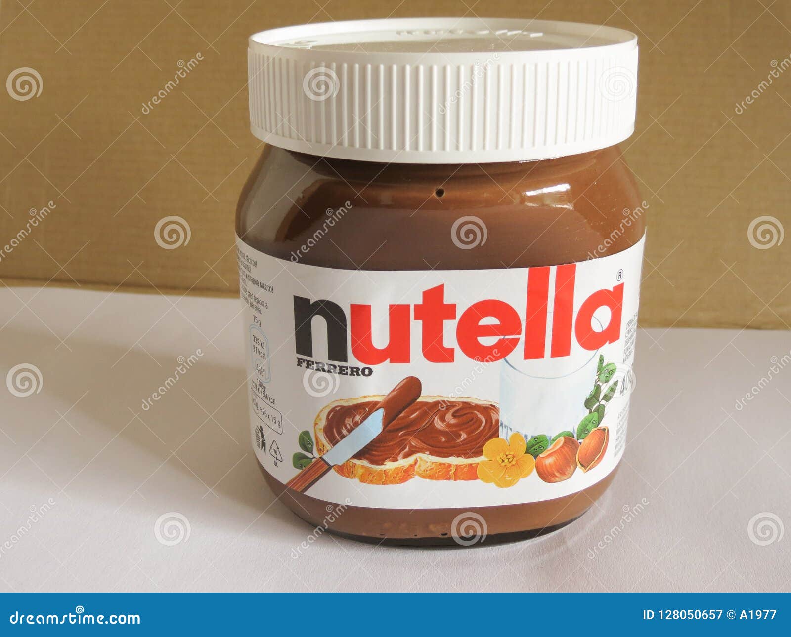 Tarro de Nutella fotografía editorial. Imagen de bocado - 128050657