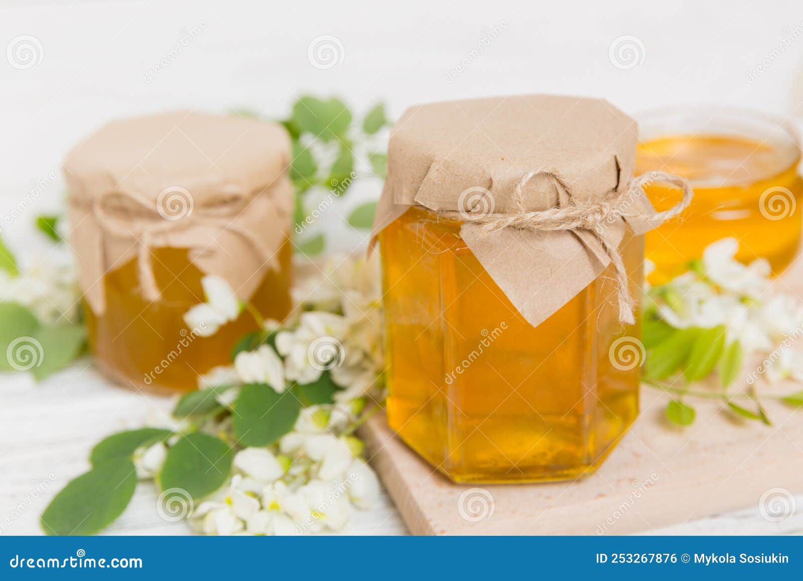 Tarro Dulce De Miel Rodeada De Flores De Acacia Primavera. La Miel ... Tarro Dulce De Miel Rodeada De Flores De Acacia Primavera. La Miel ...