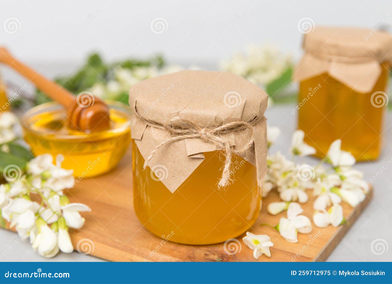 Tarro Dulce De Miel Rodeada De Flores De Acacia Primavera. La Miel ... Tarro Dulce De Miel Rodeada De Flores De Acacia Primavera. La Miel ...