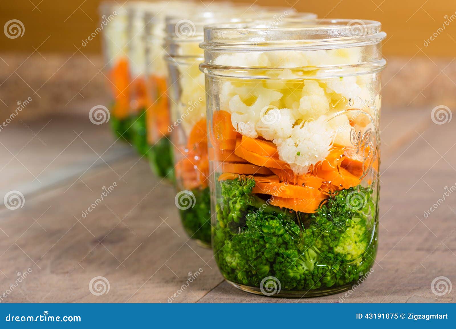 Tarros De Las Verduras Cortadas Para Conservar Imagen de archivo ...