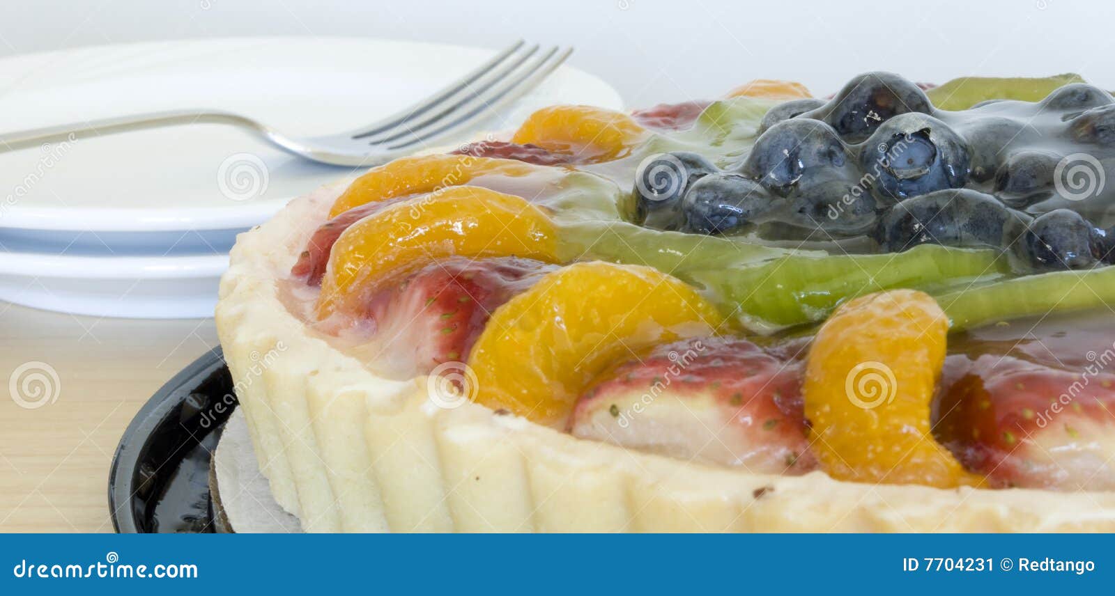 Tarta De La Fruta Con La Fork Y Las Placas Imagen de archivo - Imagen ...