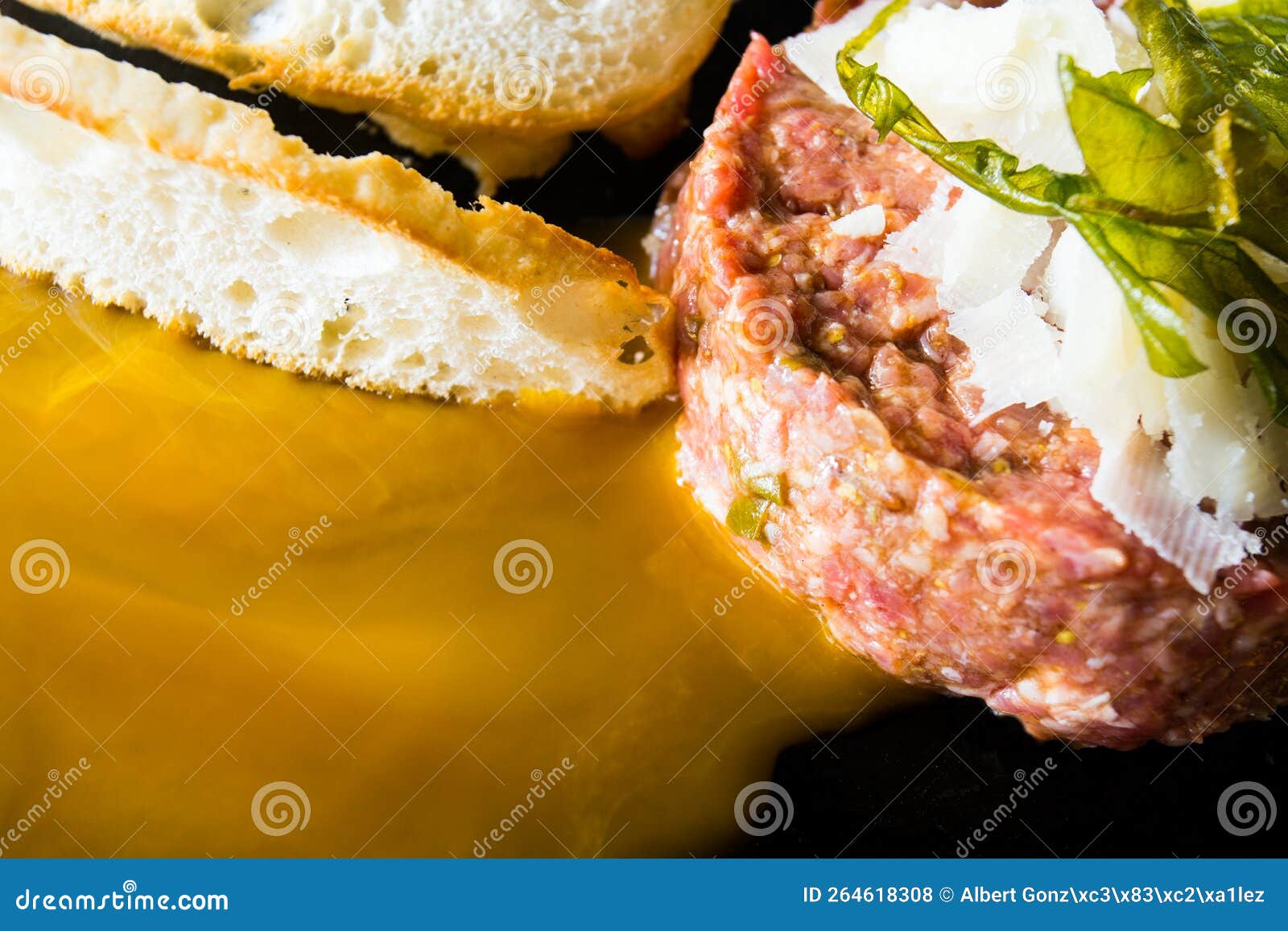 Tartar De Filete Con Huevo. Foto de archivo - Imagen de crudo ...