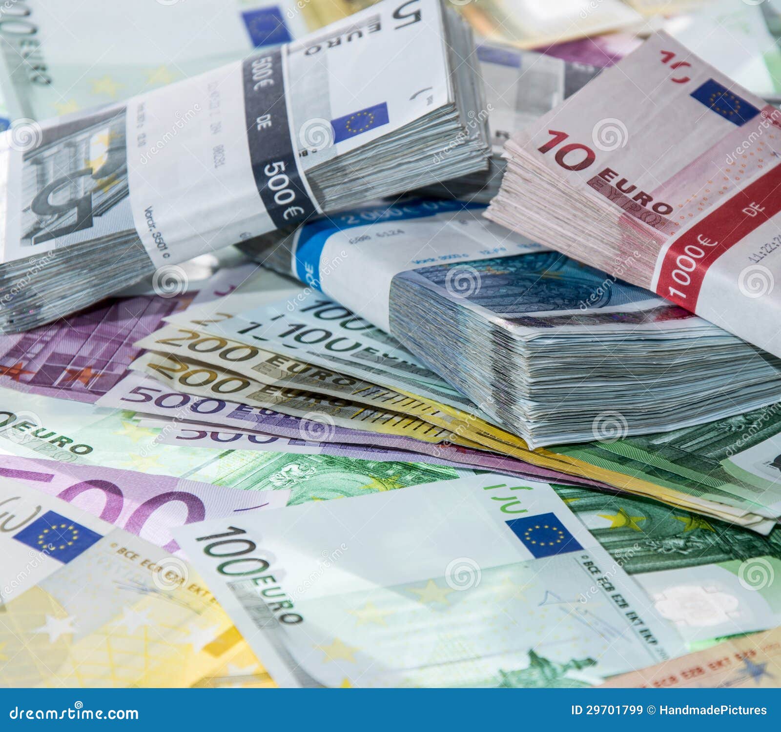Tas d'euro factures image stock. Image du financier, budget - 29701799