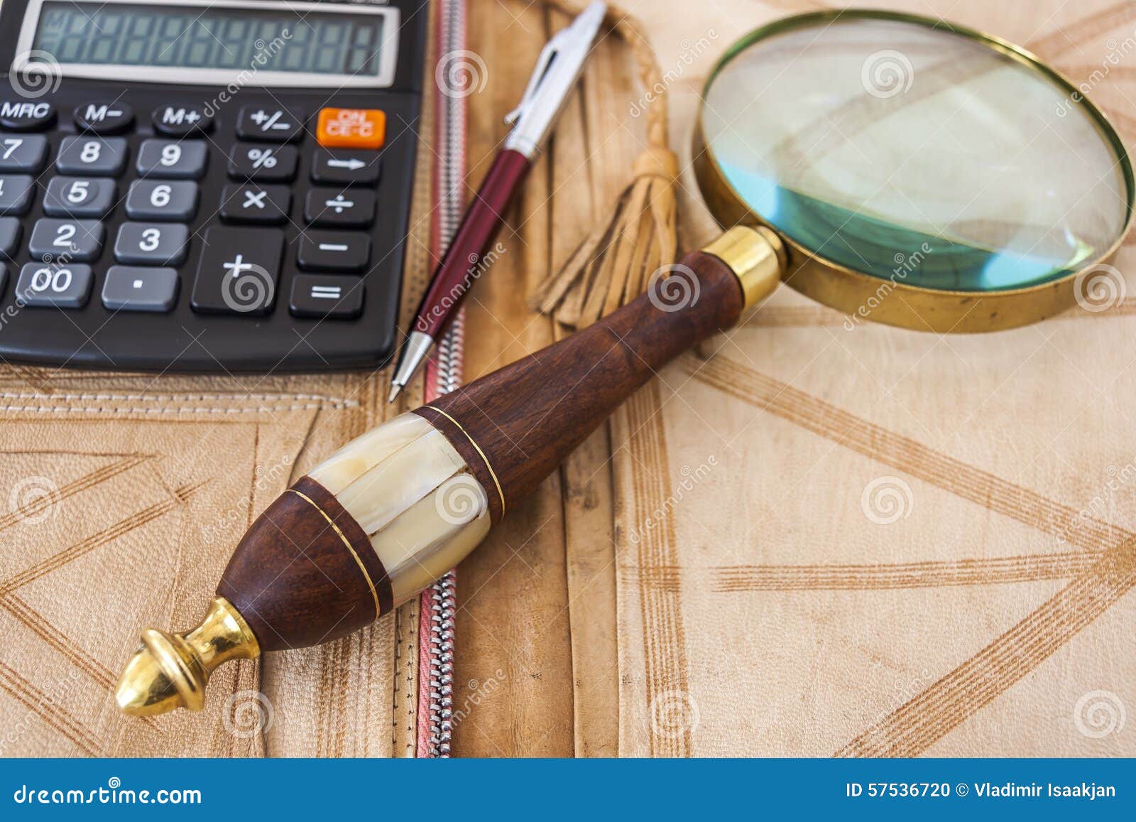 Taschenrechner, Lupe Und Stift Stockfoto - Bild von kugelschreiber ...