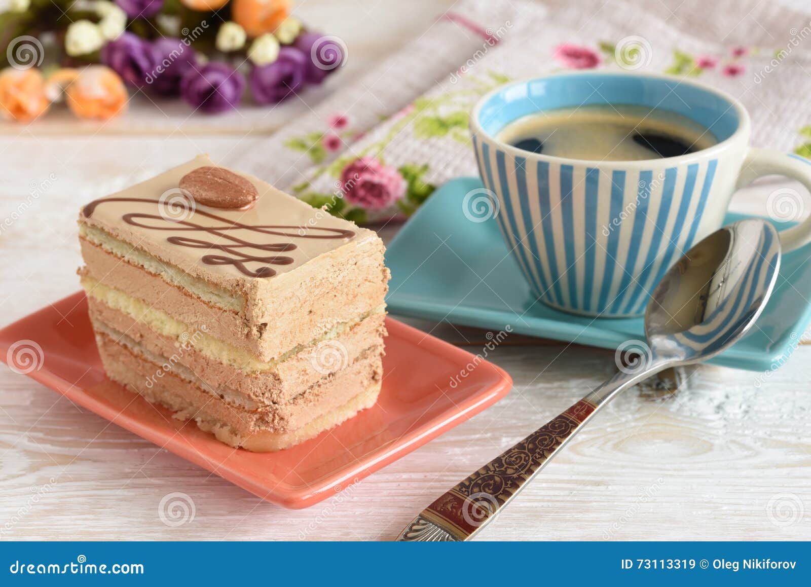 Tasse Kaffee und Kuchen stockbild. Bild von nahrung, ausgedrückt - 73113319