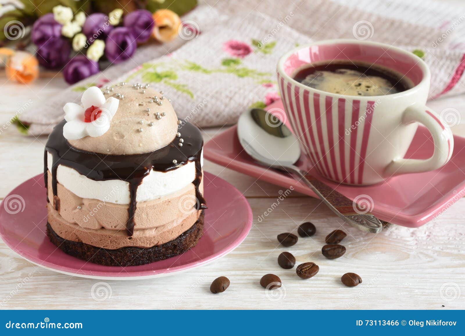 Tasse Kaffee und Kuchen stockfoto. Bild von leben, geburtstag - 73113466