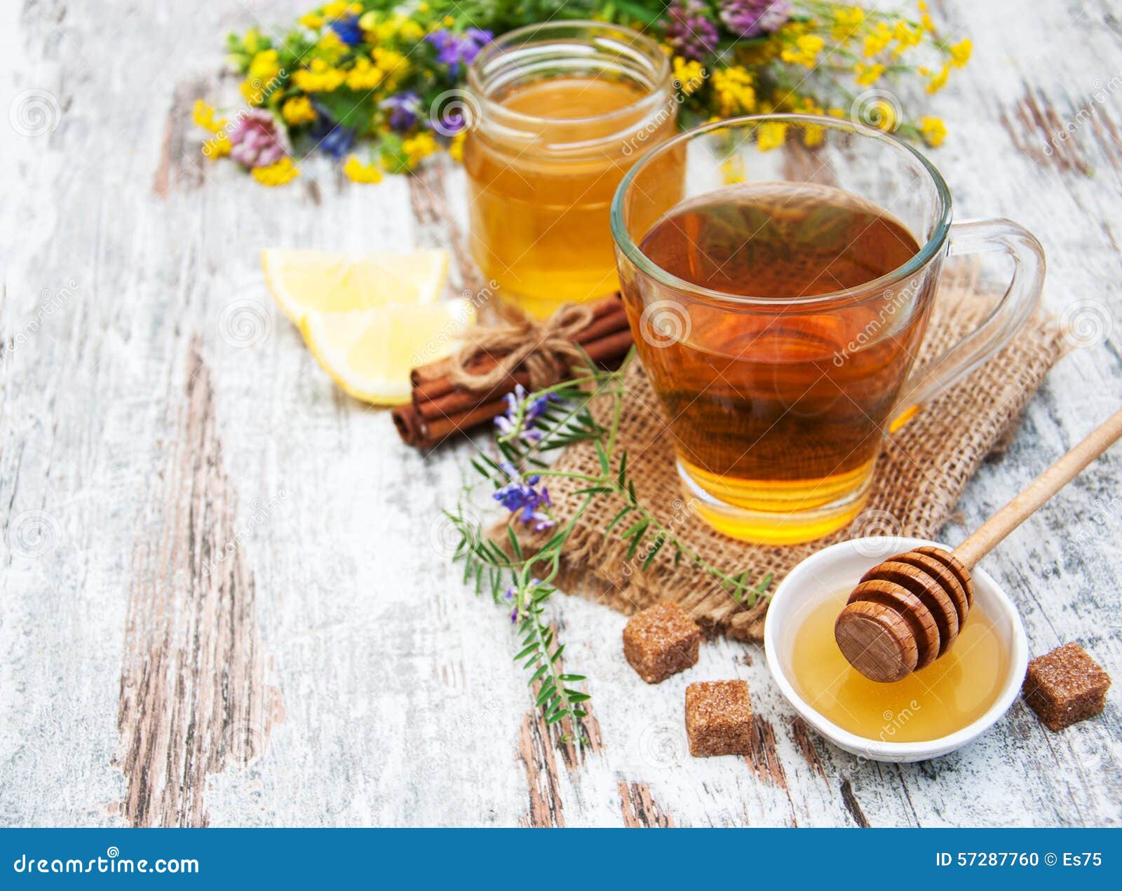Tasse Tee, Honig Und Blumen Stockfoto - Bild von zitrusfrucht, medizin ...