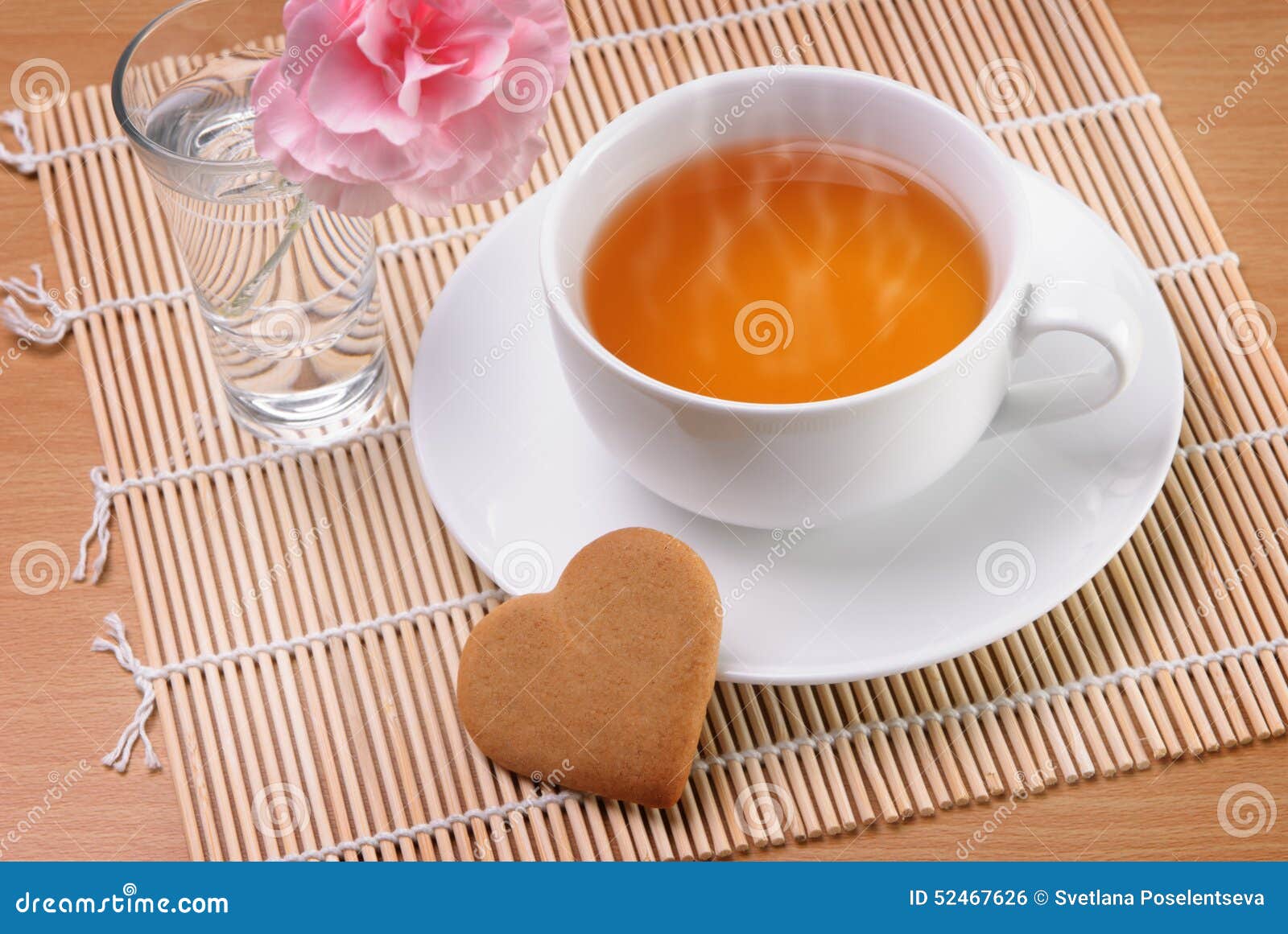 Tasse Tee Mit Einem Herzen Formte Keks Stockfoto - Bild von horizontal ...