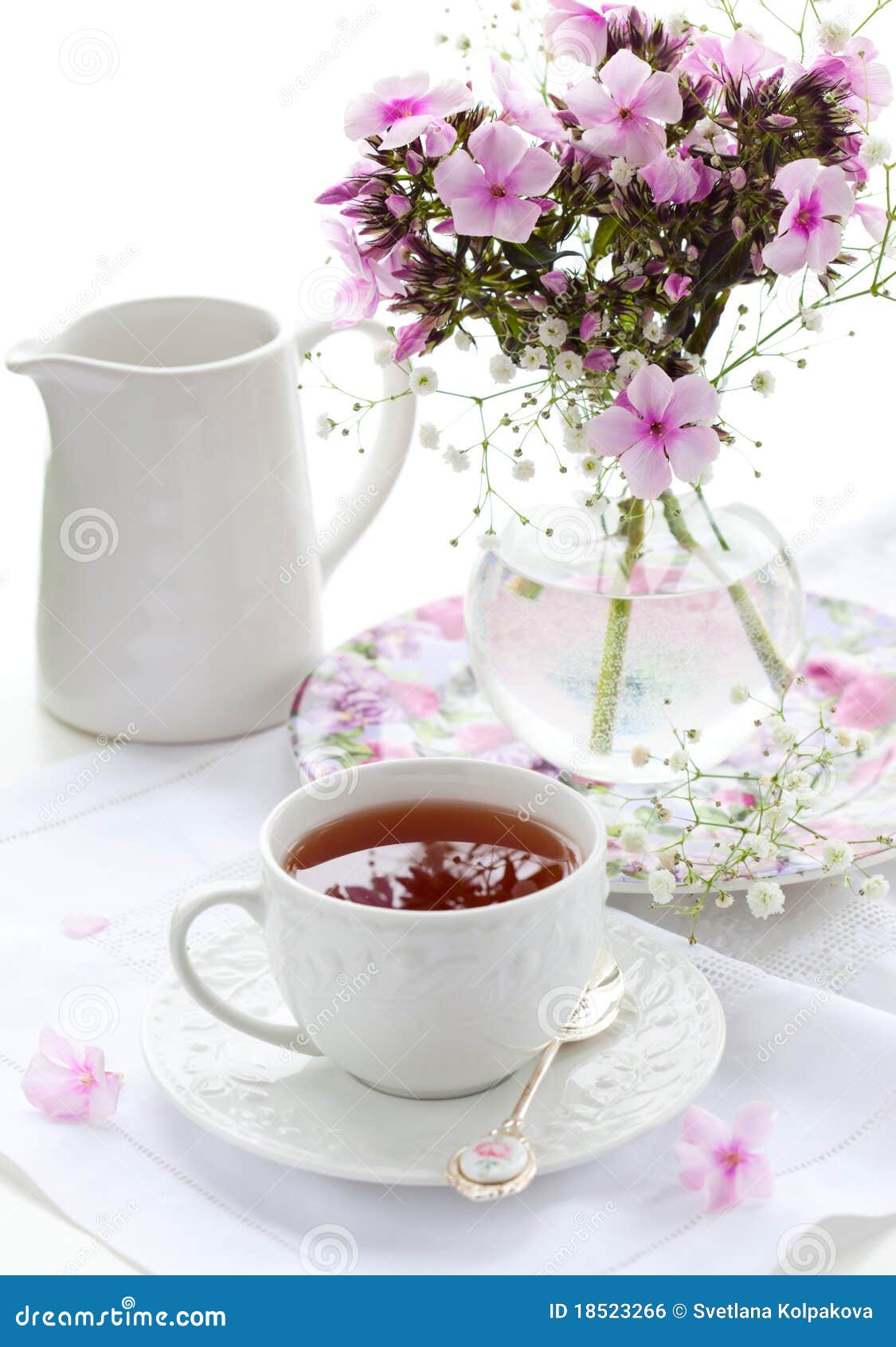 Tasse Tee und Blumen stockfoto. Bild von schönheit, aufbau - 18523266