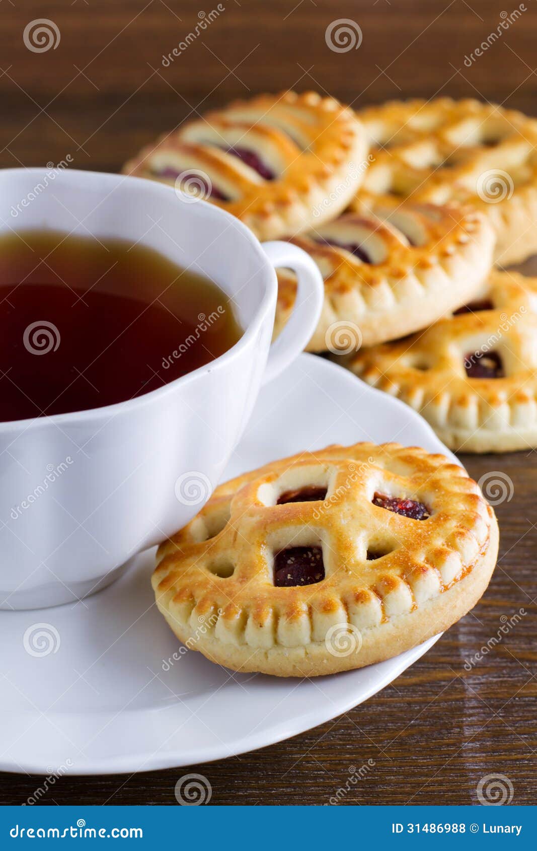 Tasse Tee Und Kekse Mit Stau Stockfoto - Bild von biskuit, plätzchen ...