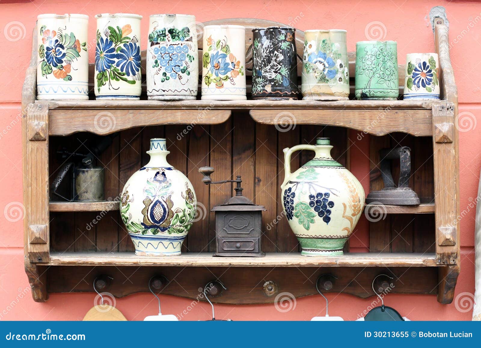 Vieux objets image stock. Image du objets, cassé, armoire - 30213655