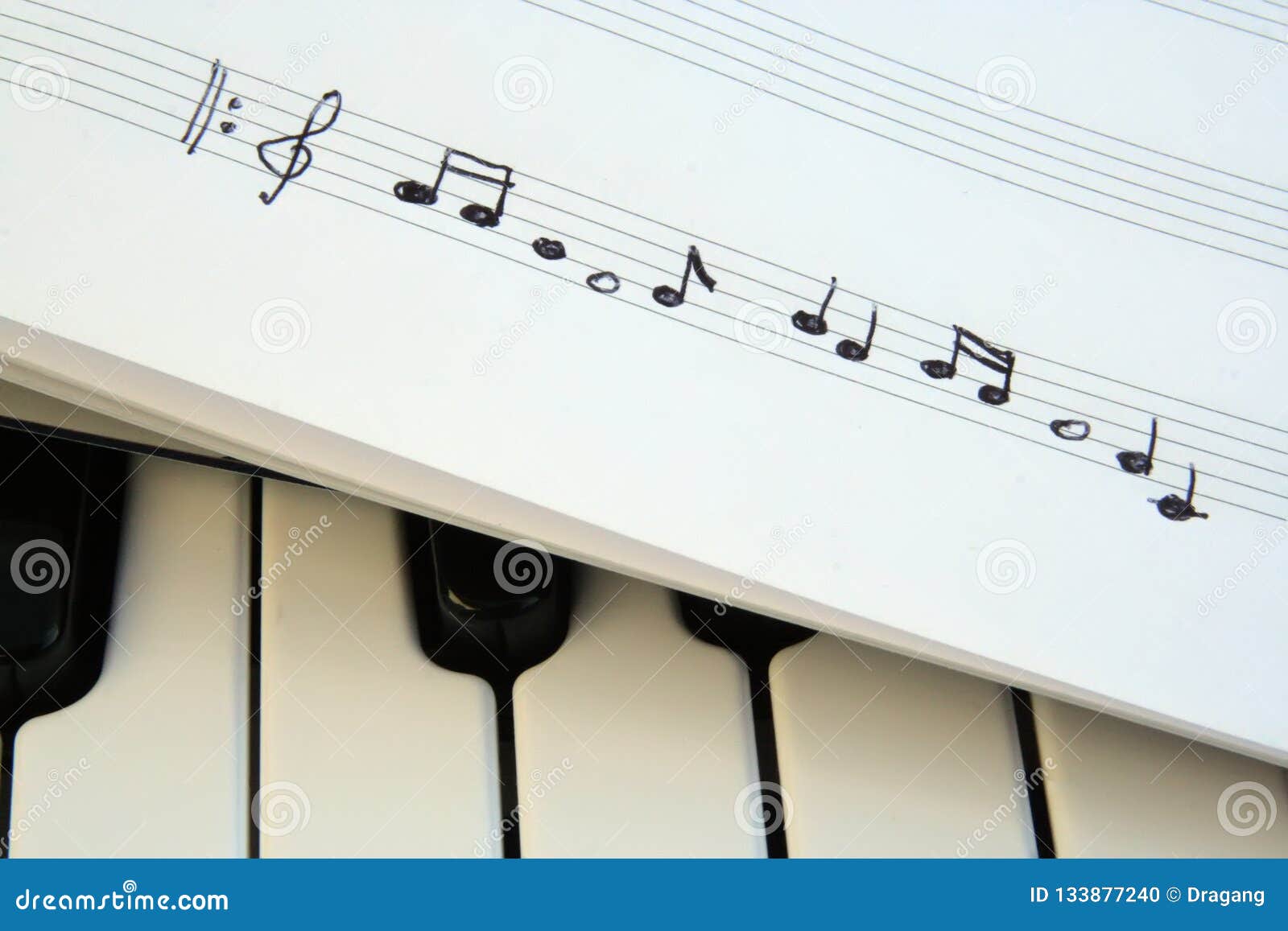 Tastiera Di Piano E Note Musicali Fotografia Stock - Immagine di ...