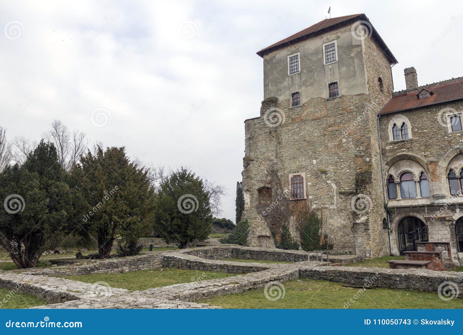 Tata Castle stock afbeelding. Image of gotisch, oriëntatiepunt - 110050743