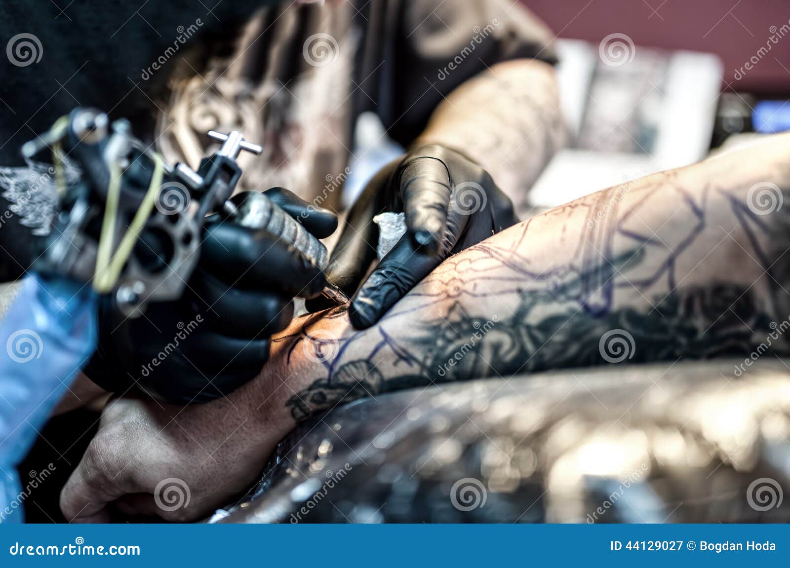 Tattoo Artist and Maker Drawing on Skin Editorial Photography - Image ...