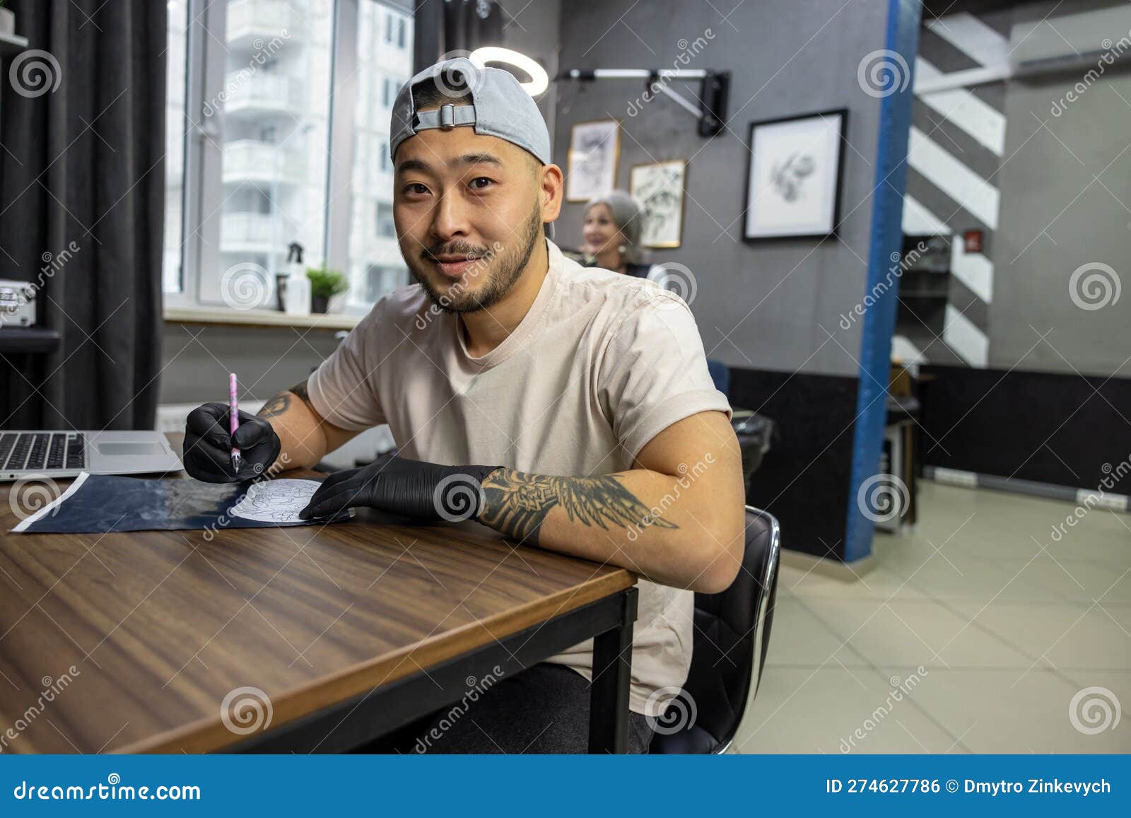 Tattoo Master Working with Skretch in Tattoo Salon Stock Photo - Image ...