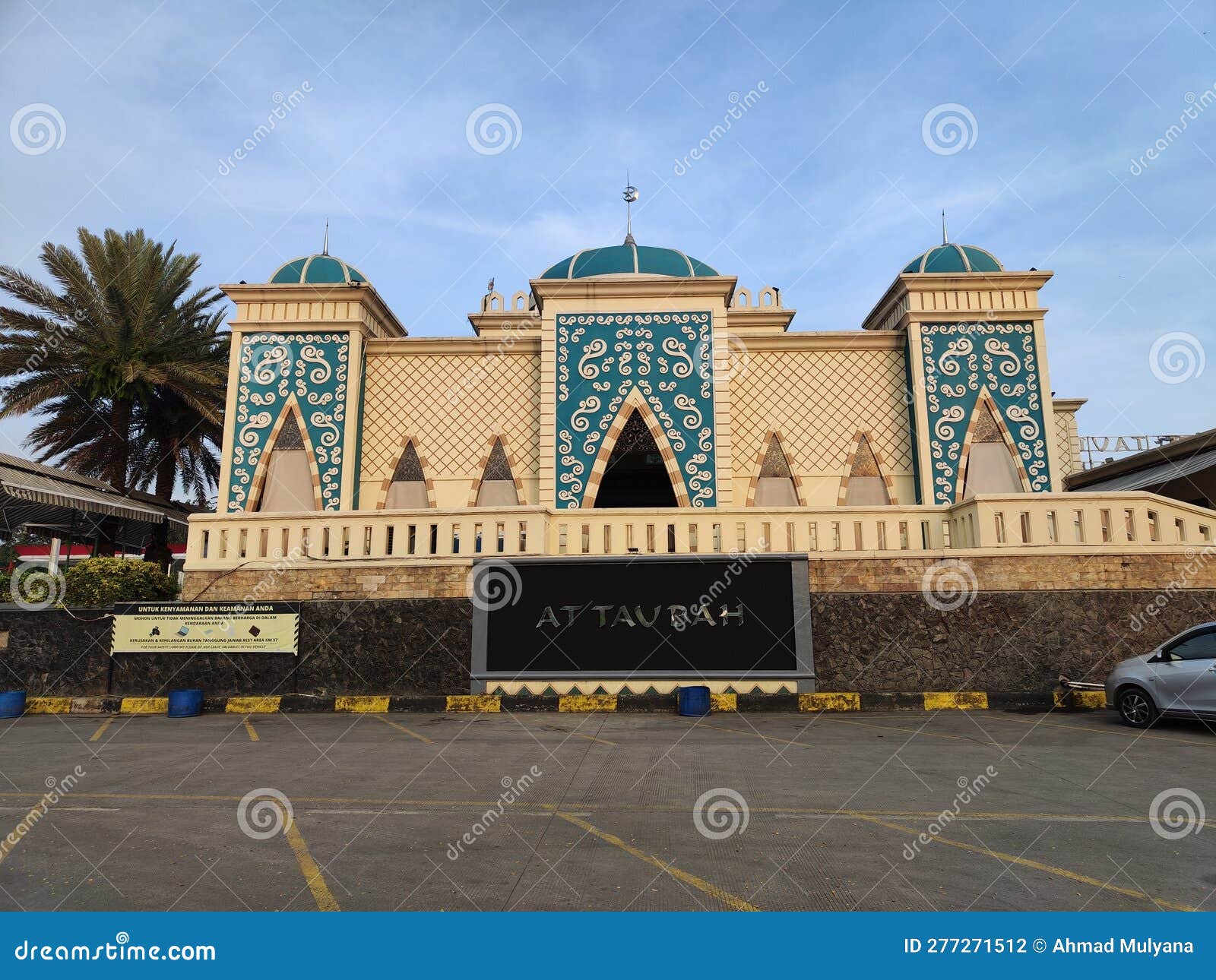 The at Taubah Mosque editorial photography. Image of plaza - 277271512