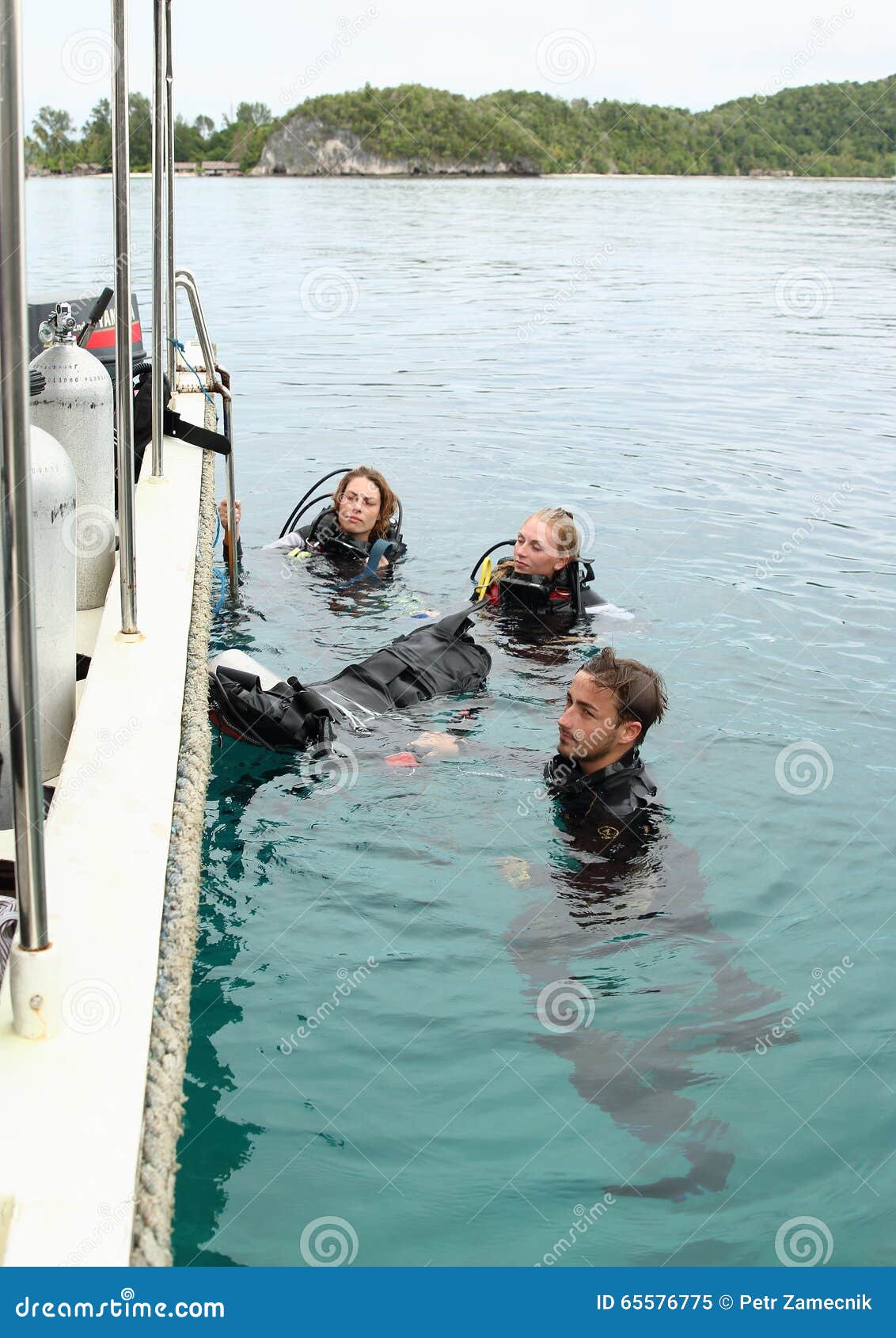 Taucher im Wasser redaktionelles bild. Bild von wasser - 65576775