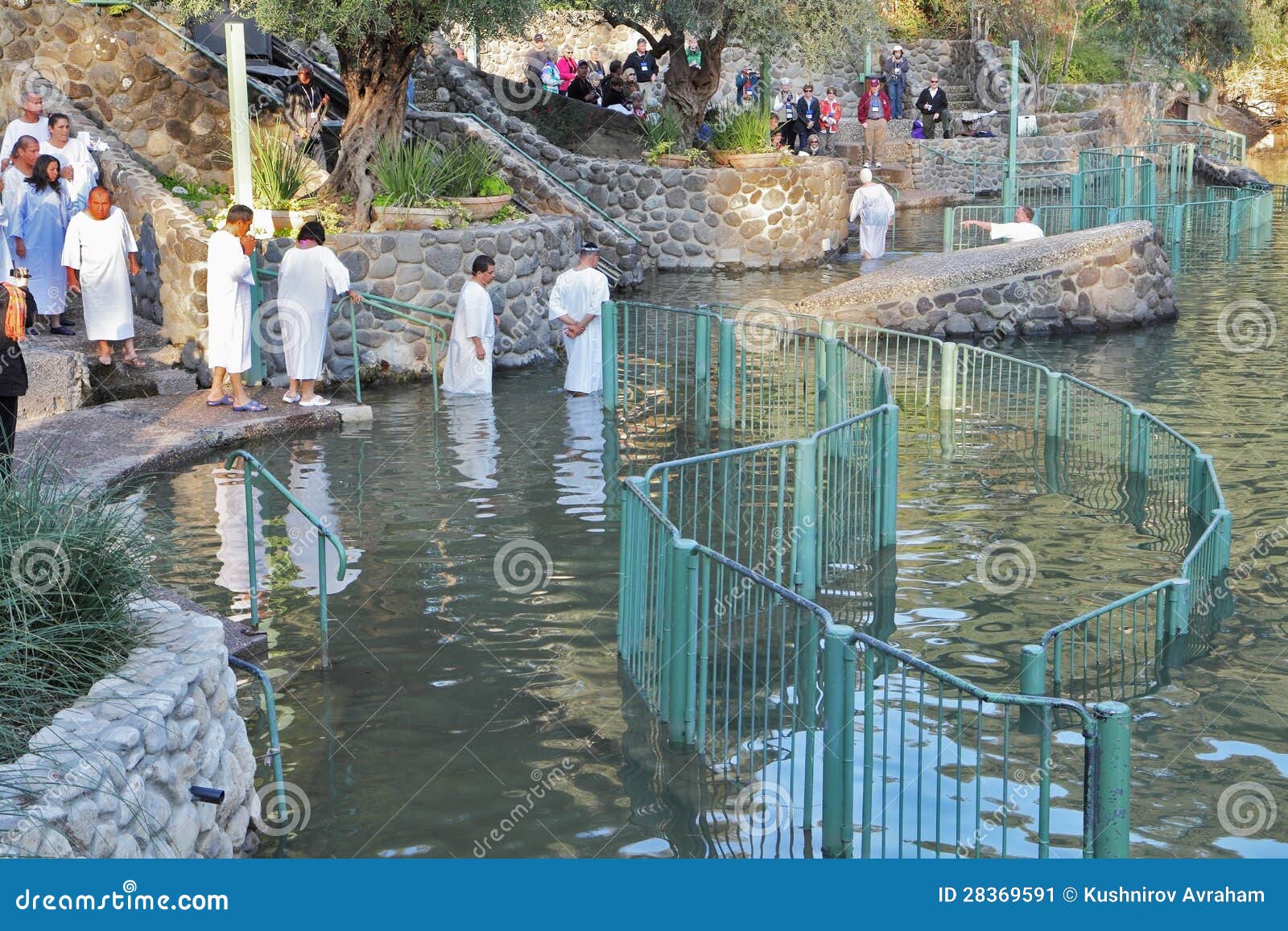 Tauf im Fluss Jordan redaktionelles foto. Bild von strom - 28369591