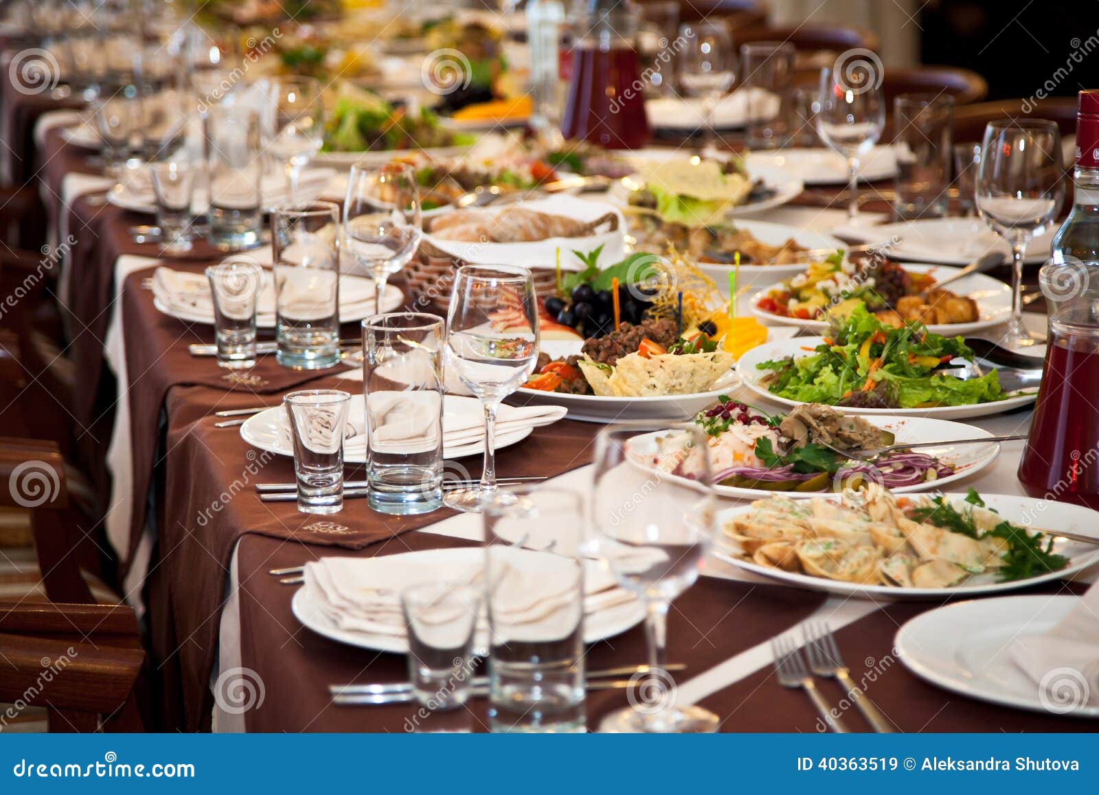 Tavola decorata immagine stock. Immagine di lusso, bevanda - 40363519