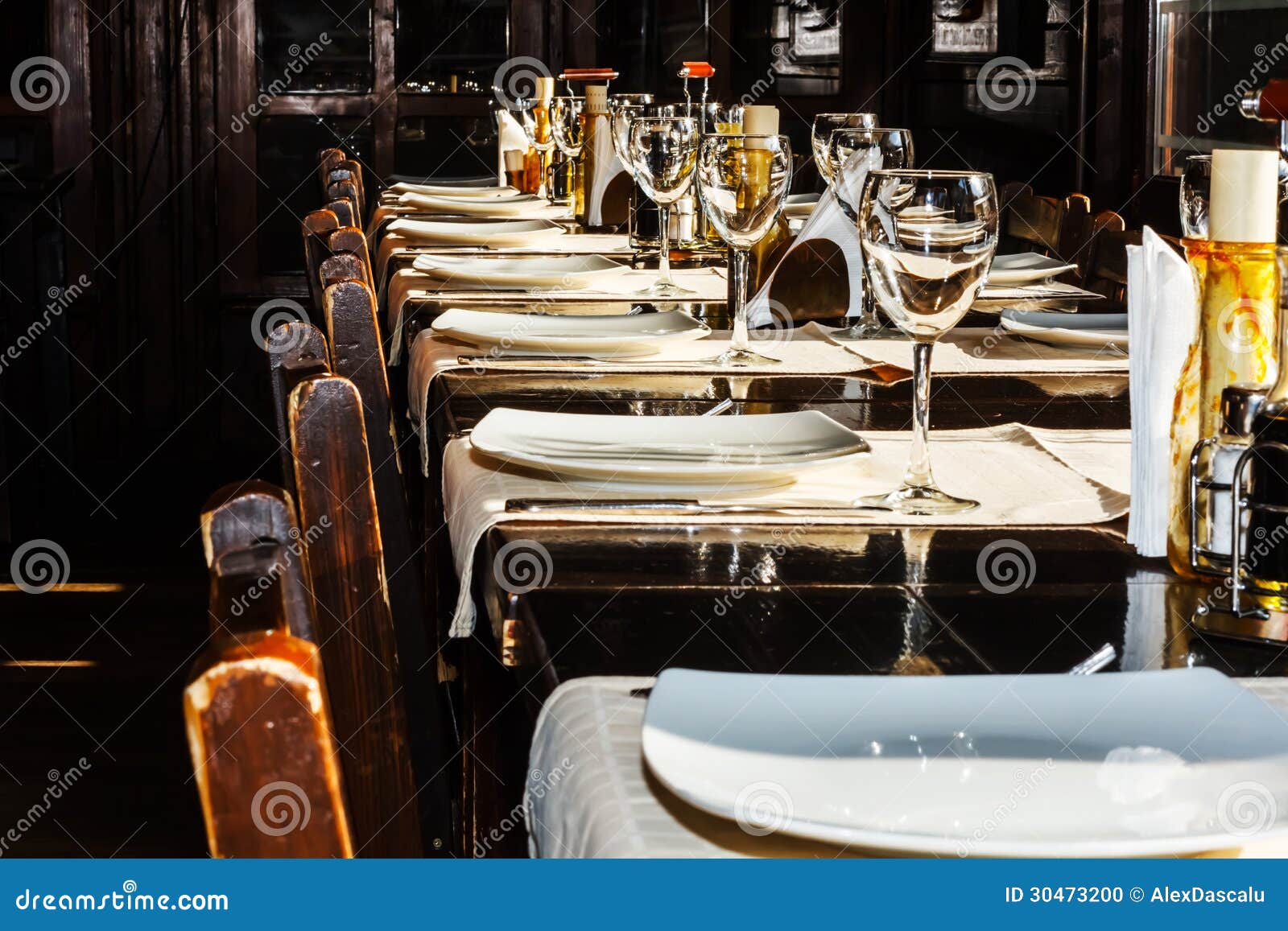 Tavola del ristorante fotografia stock. Immagine di cliente - 30473200