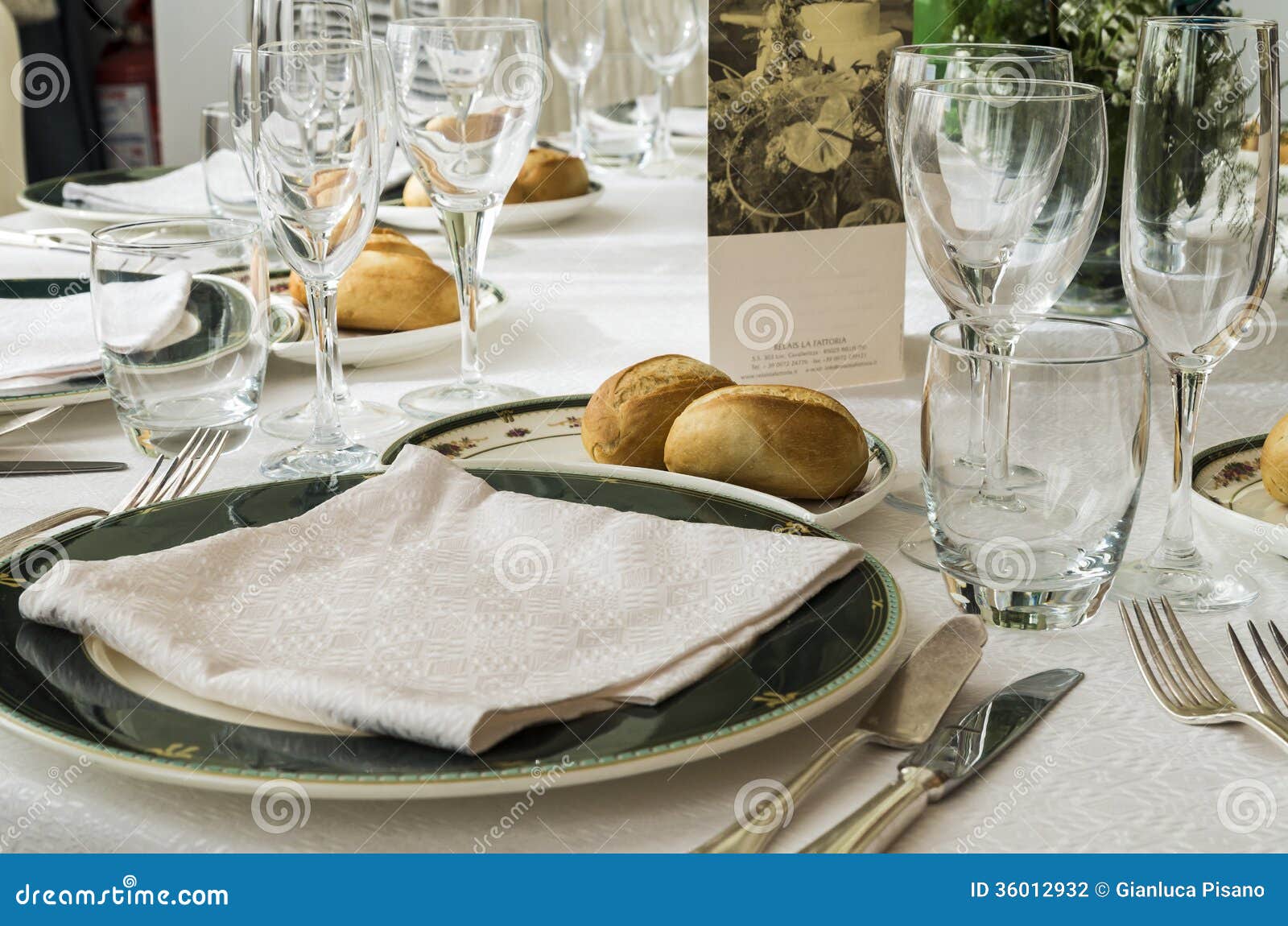 Tavola del ristorante fotografia stock. Immagine di acqua - 36012932