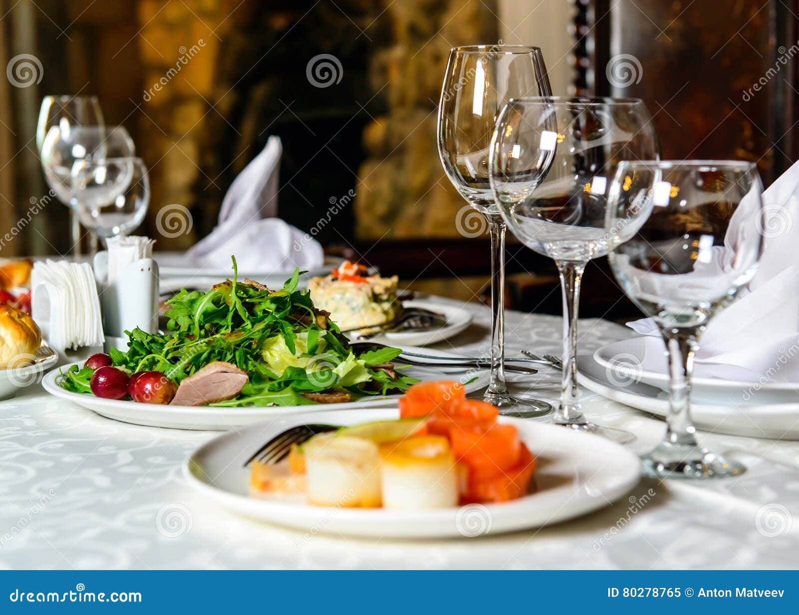 Tavola Del Ristorante Di Banchetto Immagine Stock - Immagine di pranzo ...