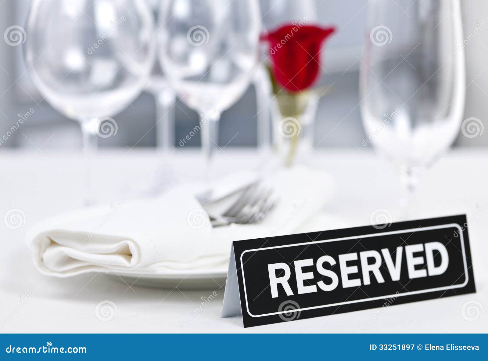 Tavola Riservata Al Ristorante Romantico Immagine Stock - Immagine di ...