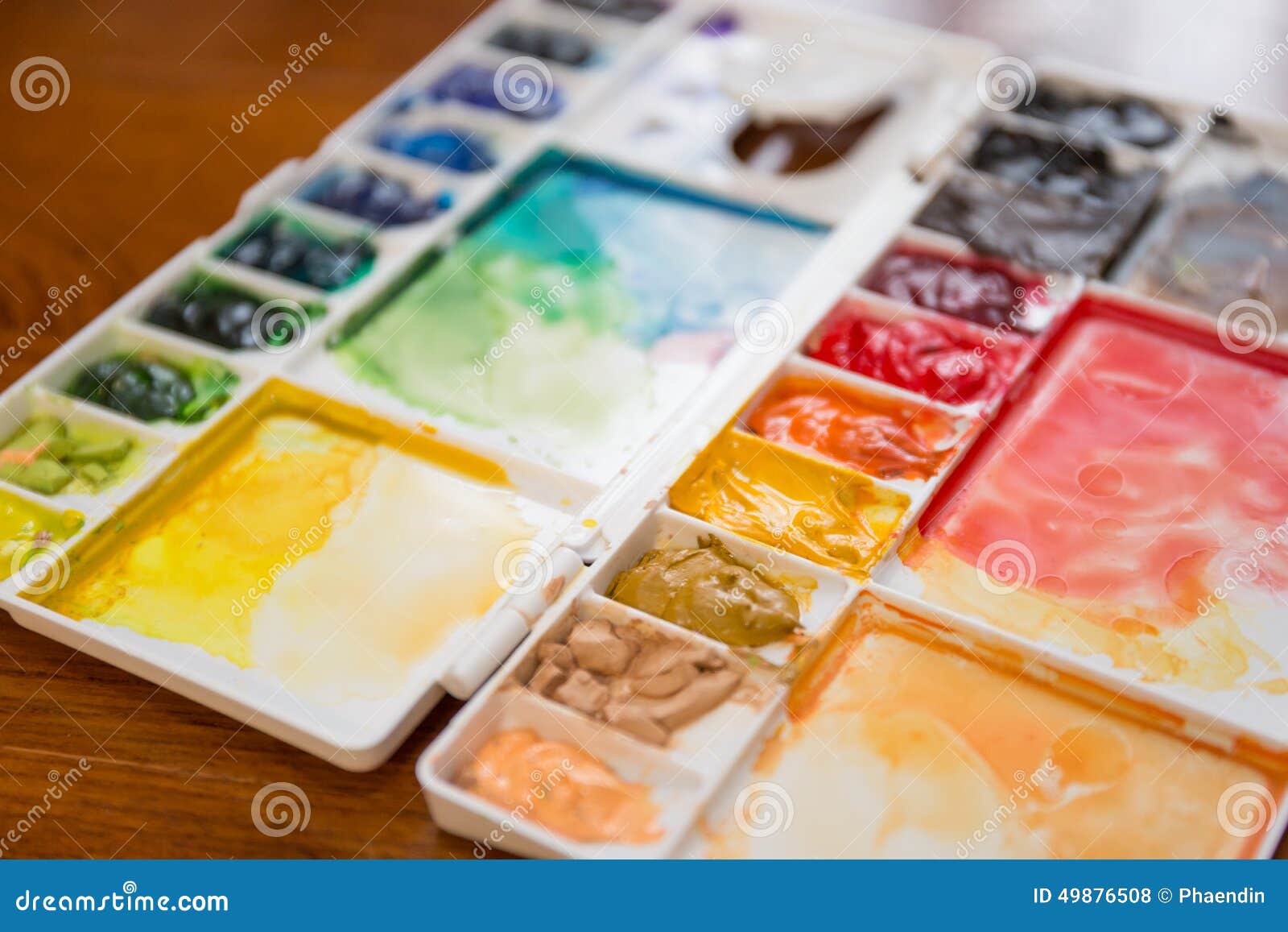 Tavolozza Della Pittura E Del Pennello Fotografia Stock - Immagine di ...