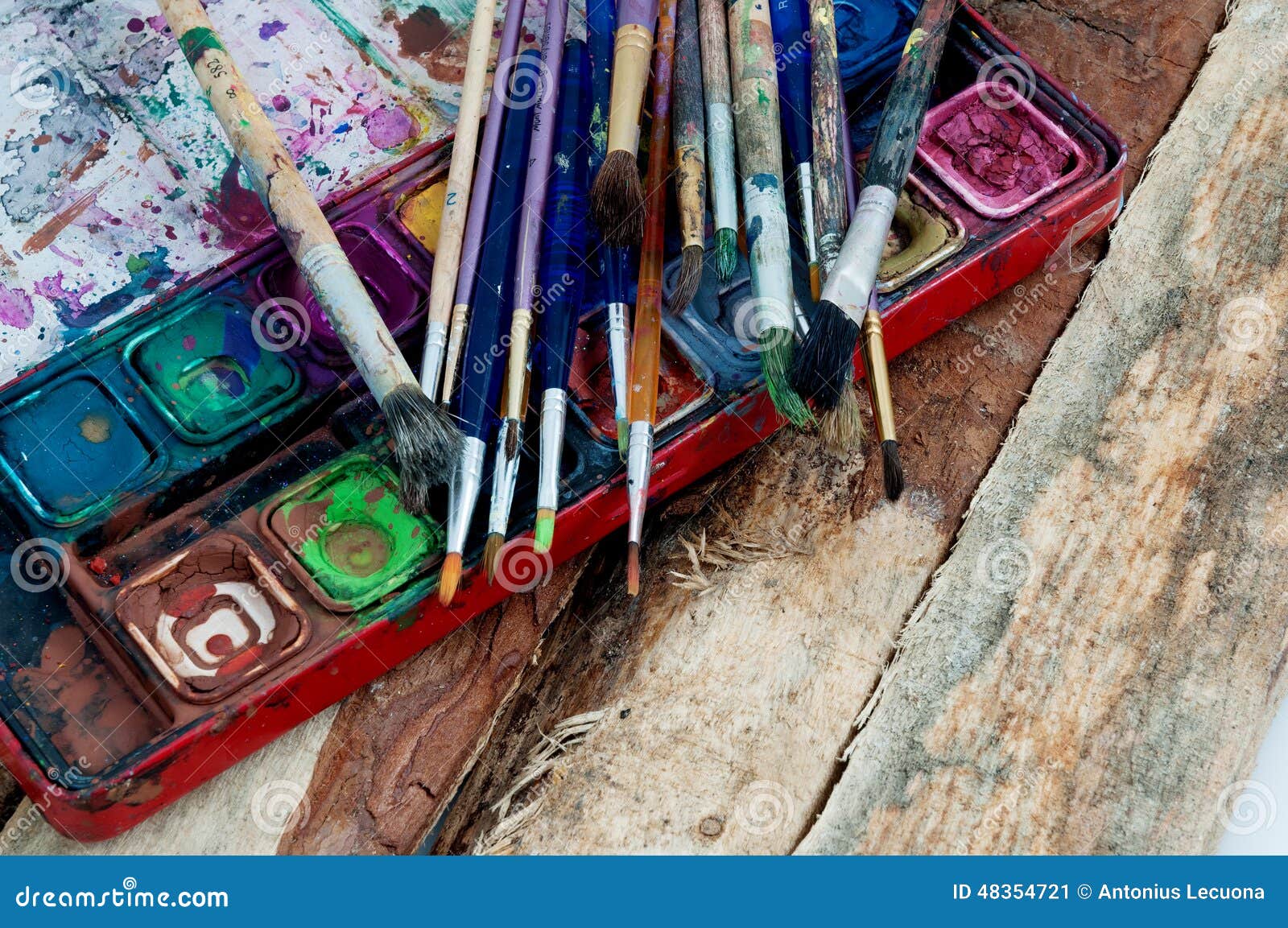 Tavolozza E Spazzole Dei Pittori Utilizzate Pozzo Immagine Stock ...