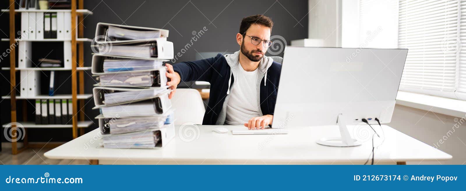 Accountant Using E Invoice Software Computer Office Photos - Free ...