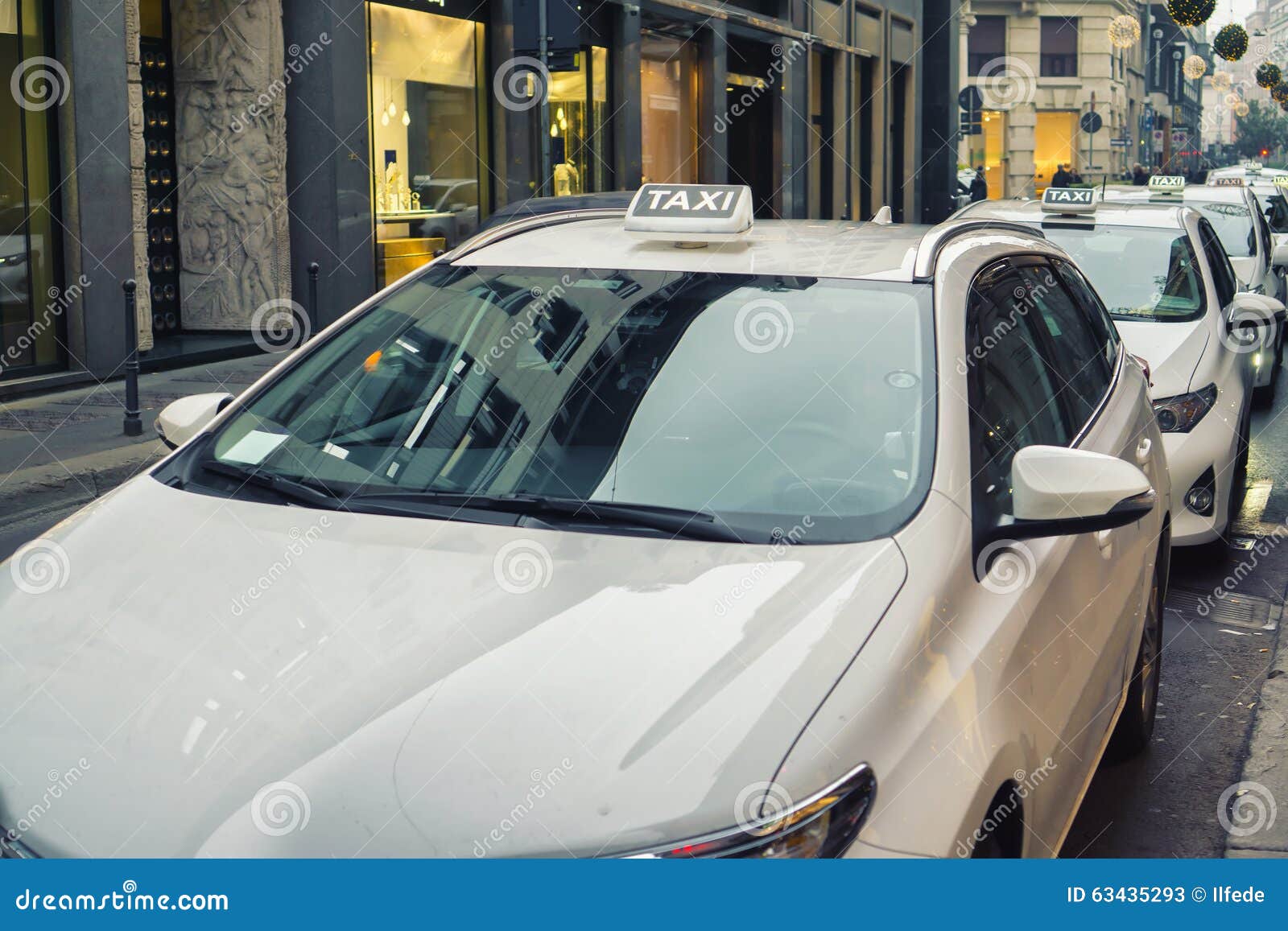 Taxi bianco a Milano immagine stock. Immagine di traffico - 63435293