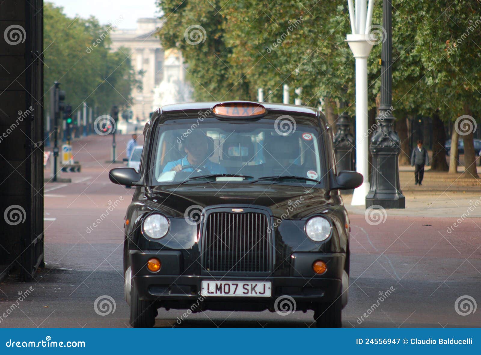 Taxi in Buckingham Palace Road Editorial Photography - Image of ...