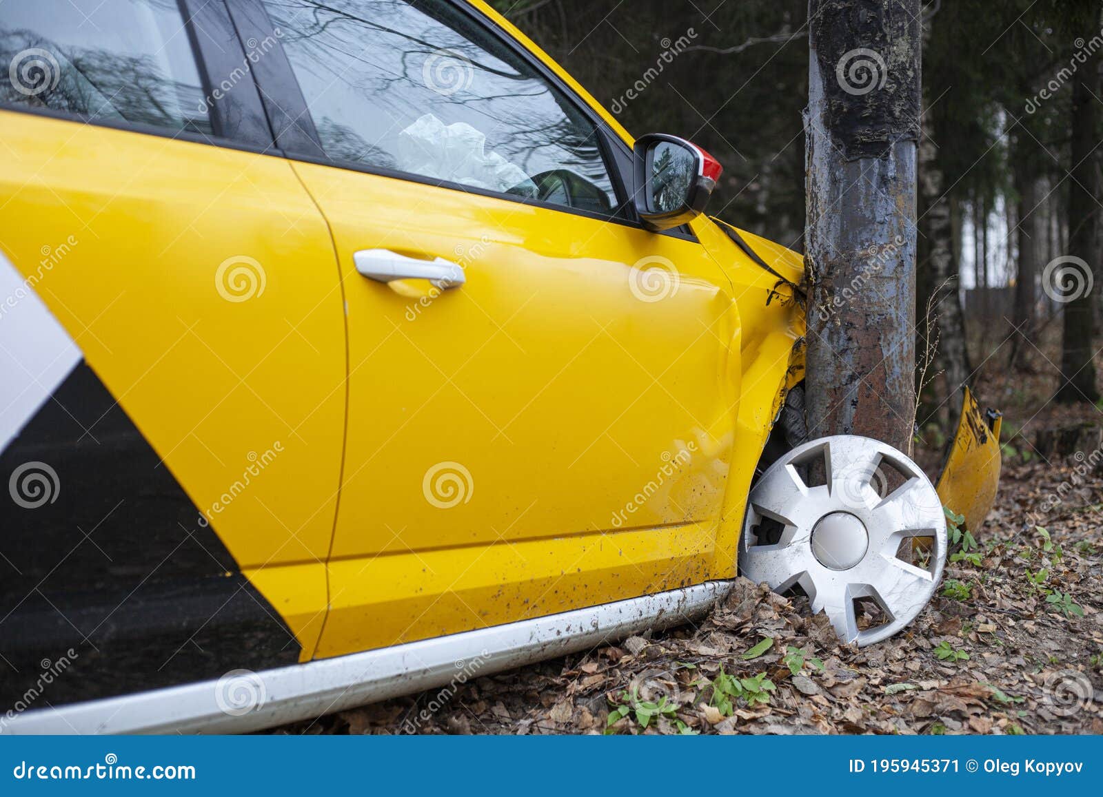 The Taxi Car Crashed into a Pole Stock Image - Image of drive, pole ...