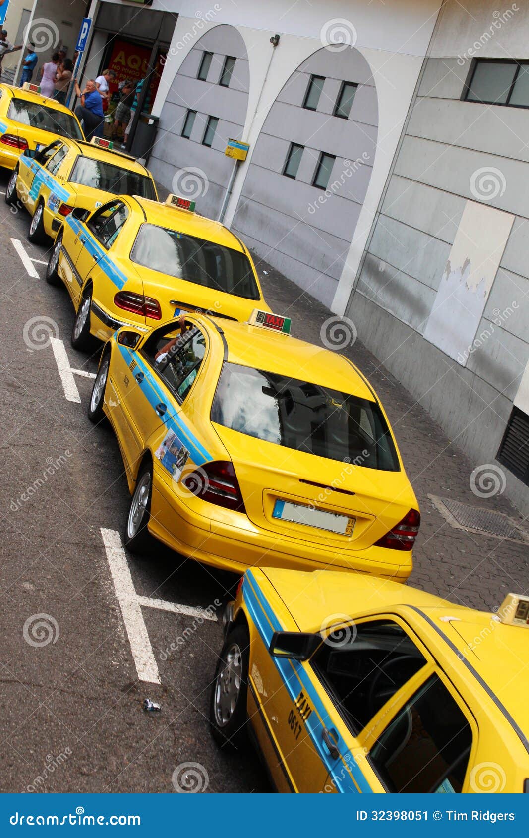 Taxi Queue stock image. Image of stop, public, avenue - 32398051