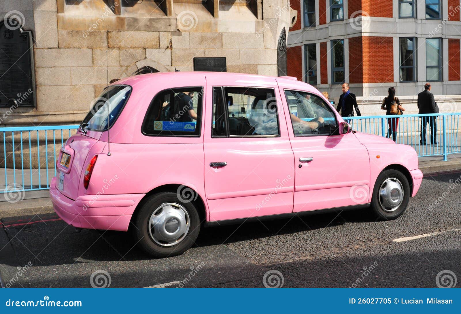 Taxi rose image éditorial. Image du tour, circulation - 26027705