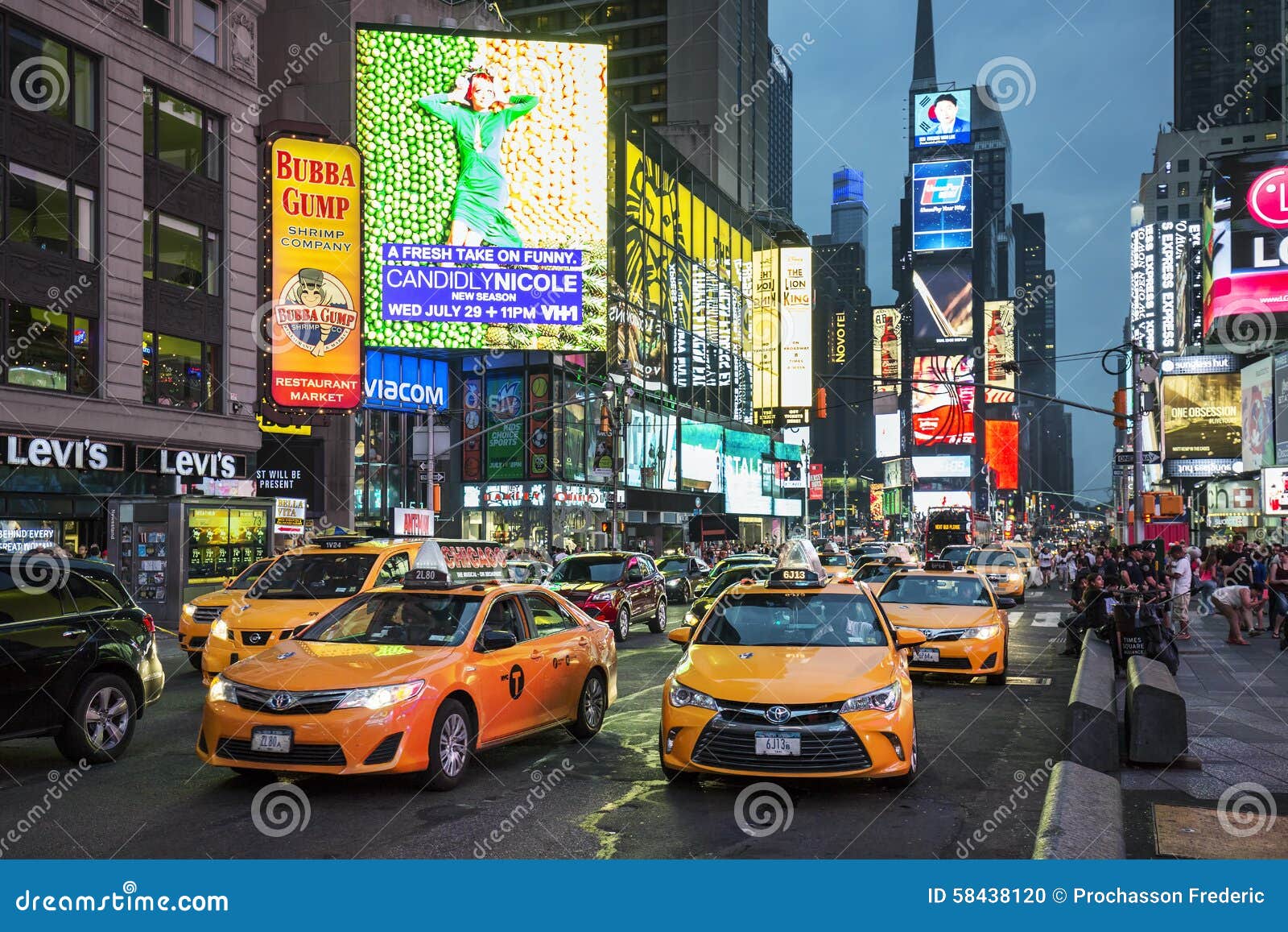 Taxi sur le Times Square image éditorial. Image du commercial - 58438120