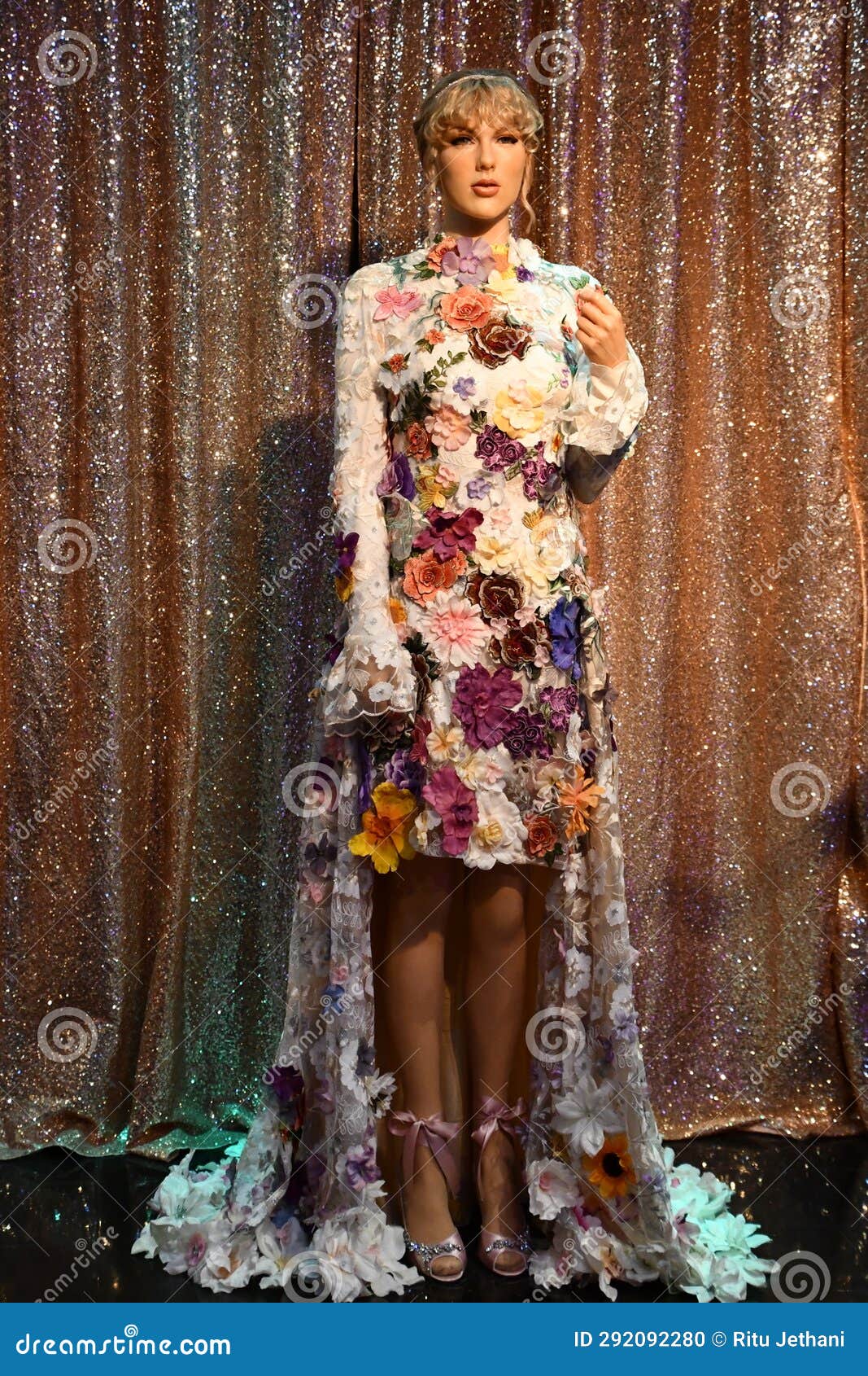 Taylor Swift Wax Statue at Hollywood Wax Museum in Pigeon Forge ... Taylor Swift Wax Statue at Hollywood Wax Museum in Pigeon Forge ...
