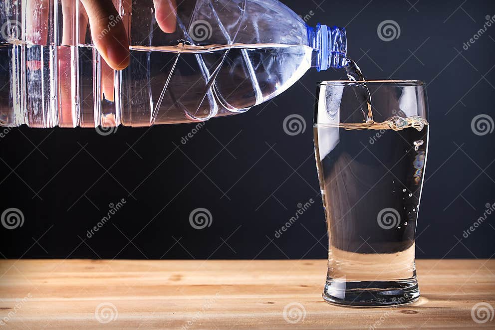 Taza de agua imagen de archivo. Imagen de mojado, agua - 61729403