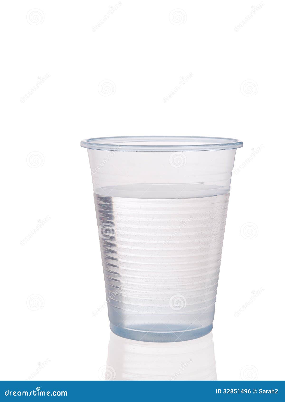 Taza de agua plástica foto de archivo. Imagen de blanco - 32851496