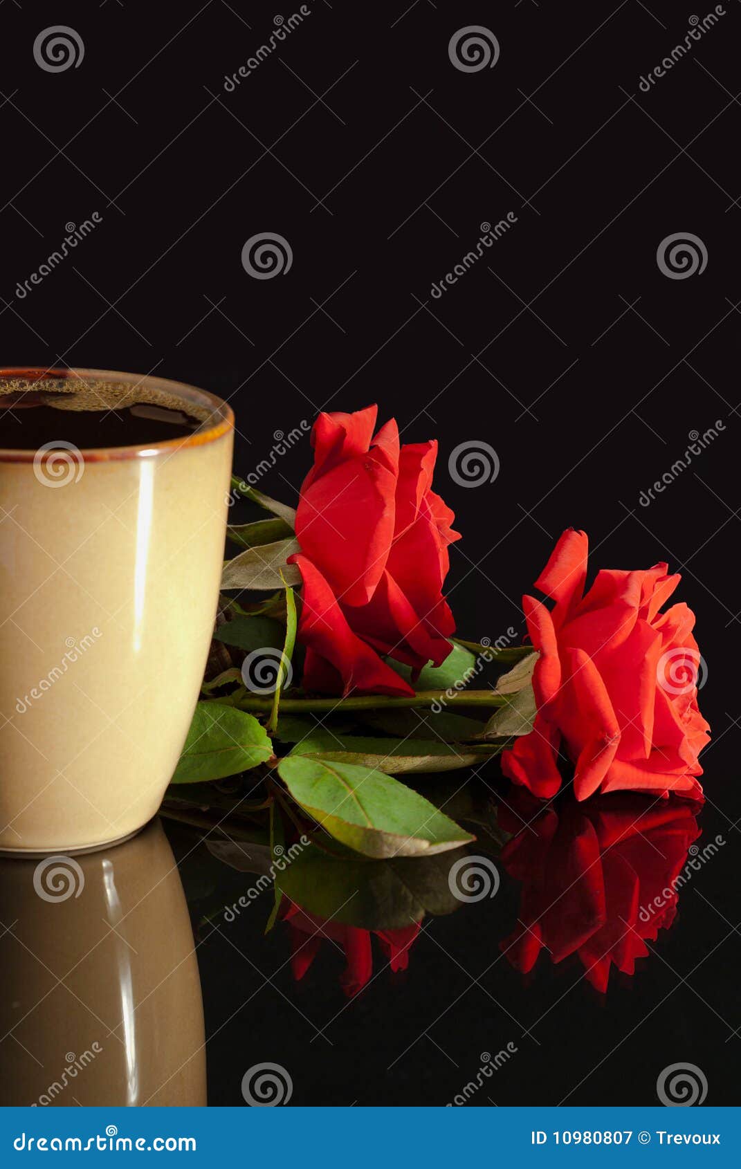 Taza De Café Y De Rosas Rojas Imagen de archivo - Imagen de postre ...