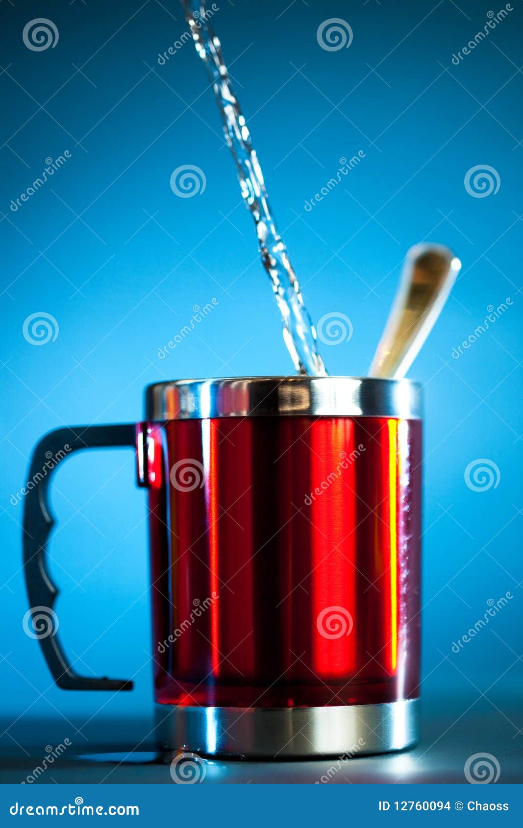 Taza Moderna Con La Agua Corriente Foto de archivo - Imagen de agua ...