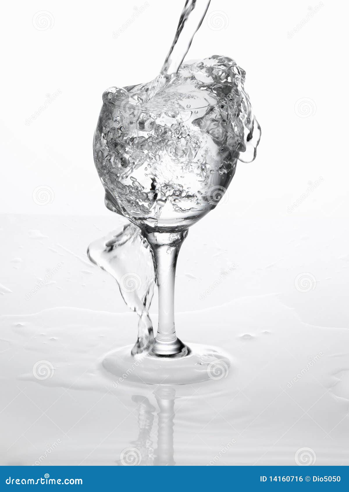 Taza que desborda de agua foto de archivo. Imagen de taza - 14160716