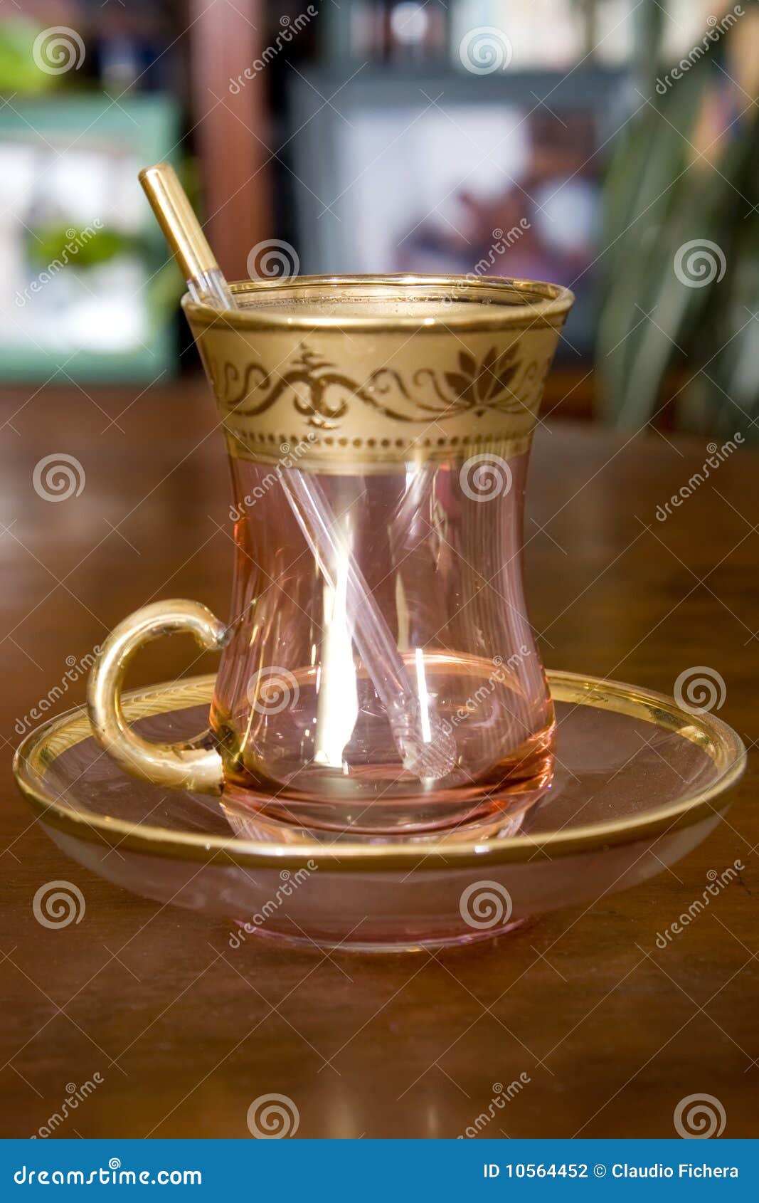 Taza turca de cristal foto de archivo. Imagen de oriental - 10564452