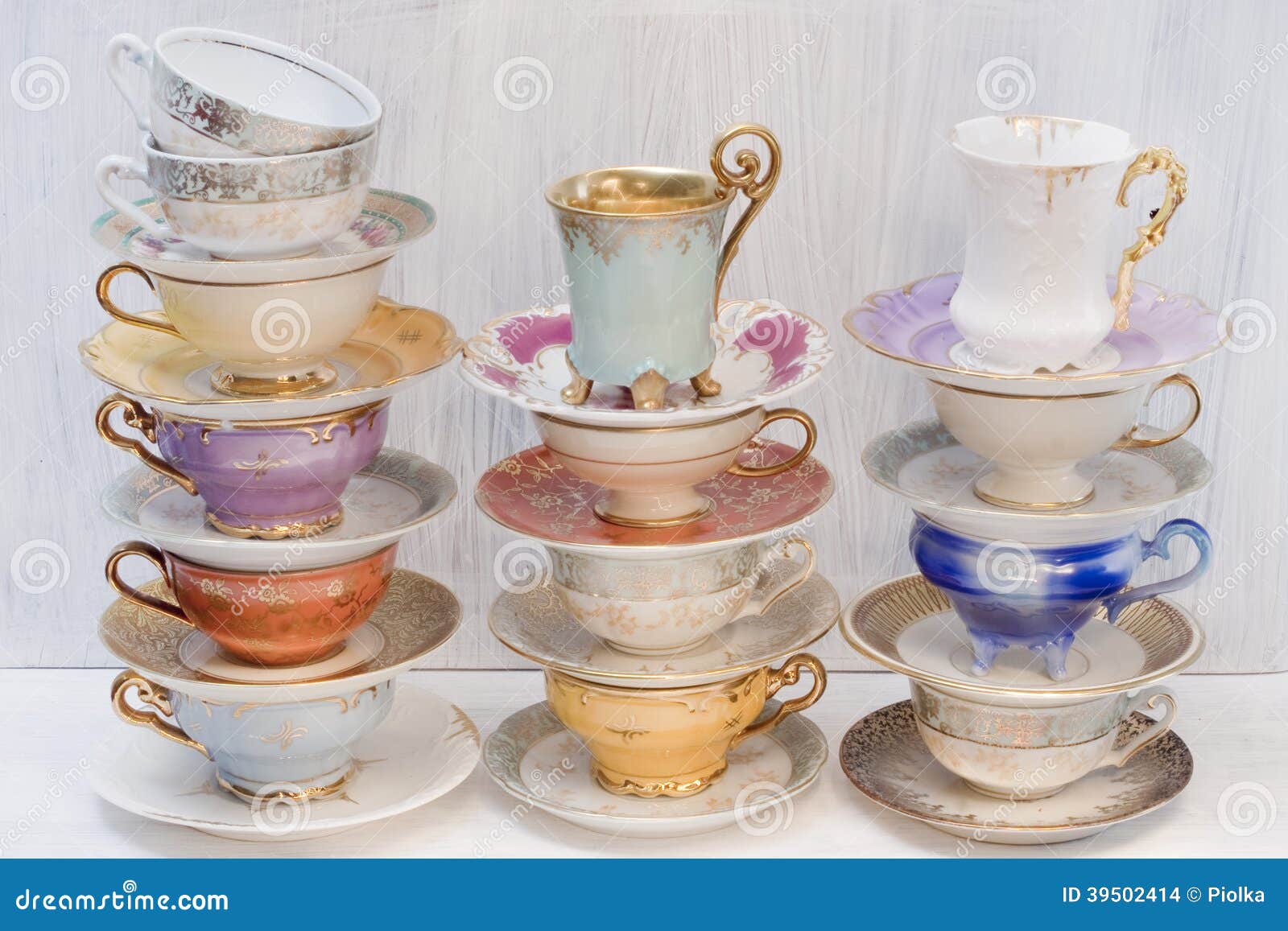 Tazas Antiguas Elegantes Lamentables Hermosas Foto de archivo - Imagen ...