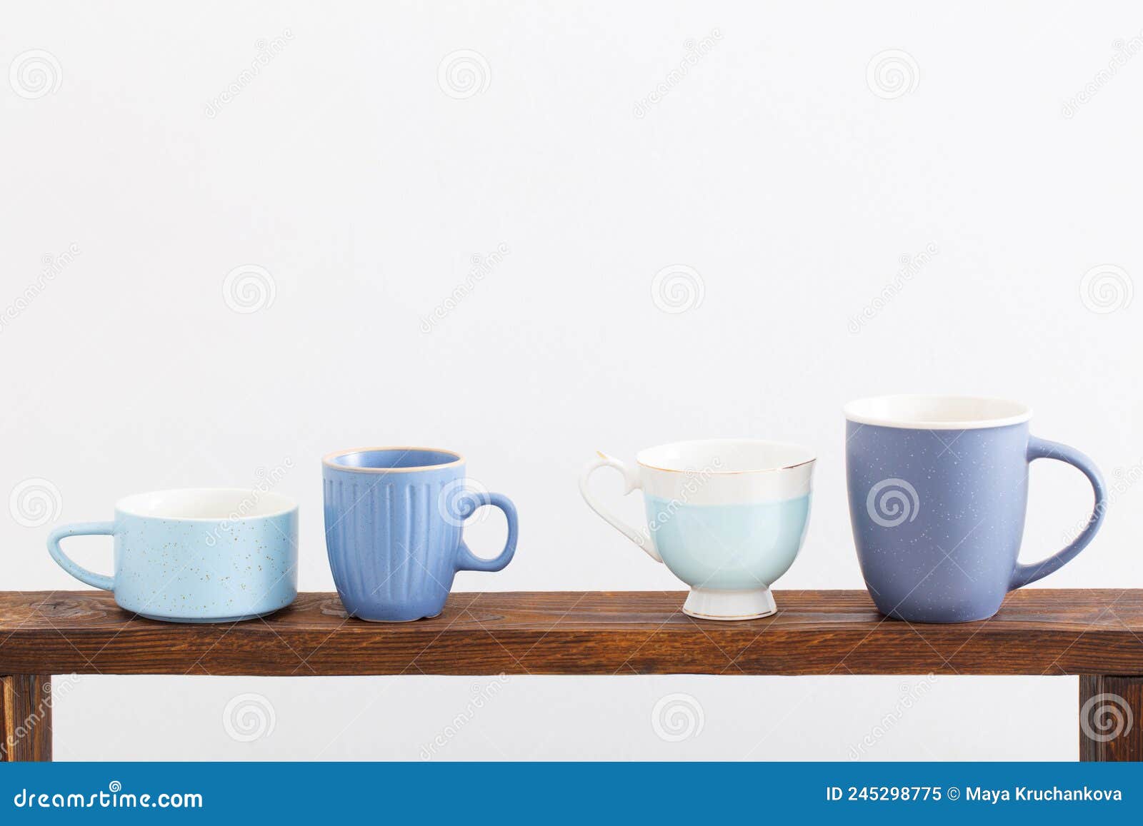 Tazas Azules Sobre Fondo Blanco Imagen de archivo - Imagen de pastel ...