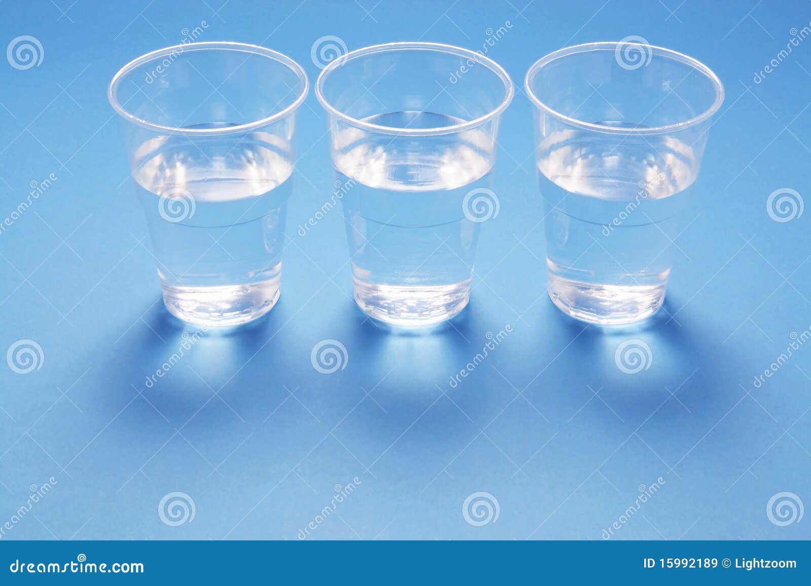 Tazas de agua imagen de archivo. Imagen de objeto, refresco - 15992189