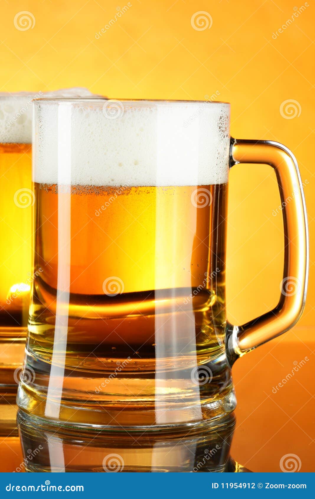 Tazas de cerveza foto de archivo. Imagen de macro, barra - 11954912